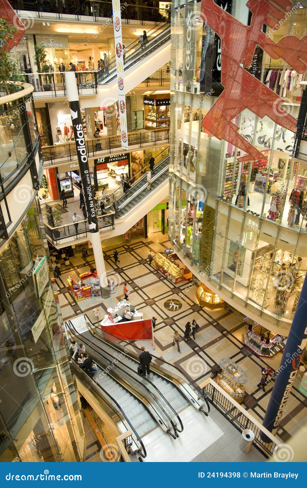 Het moderne winkelen. redactionele stock foto. Image of architectuur ...