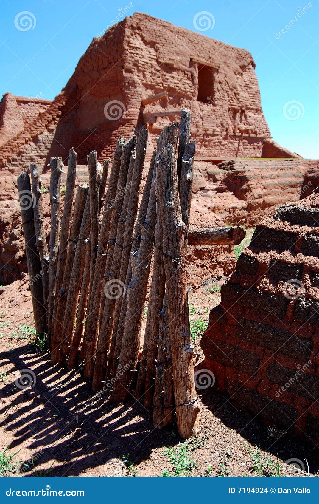 Het Monument van LMOE stock foto. Image of omheining, ruïnes - 7194924