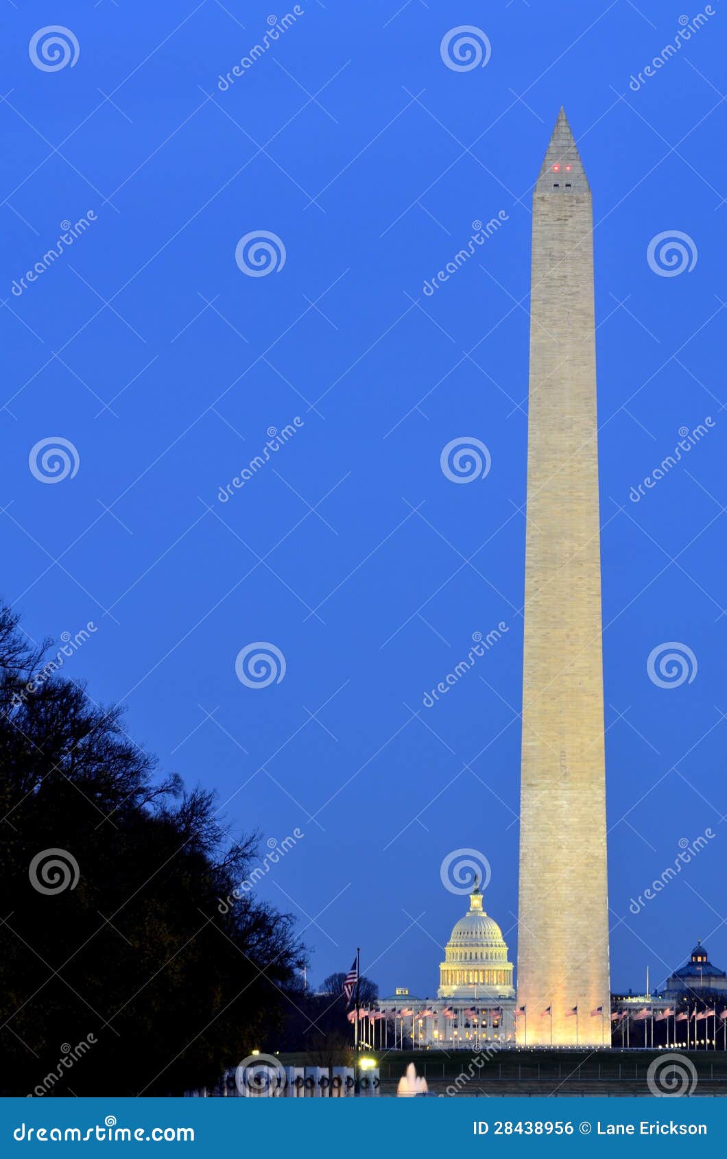 Het Monument Van Washington Met Het Capitool Van De V.S. Stock Foto ...