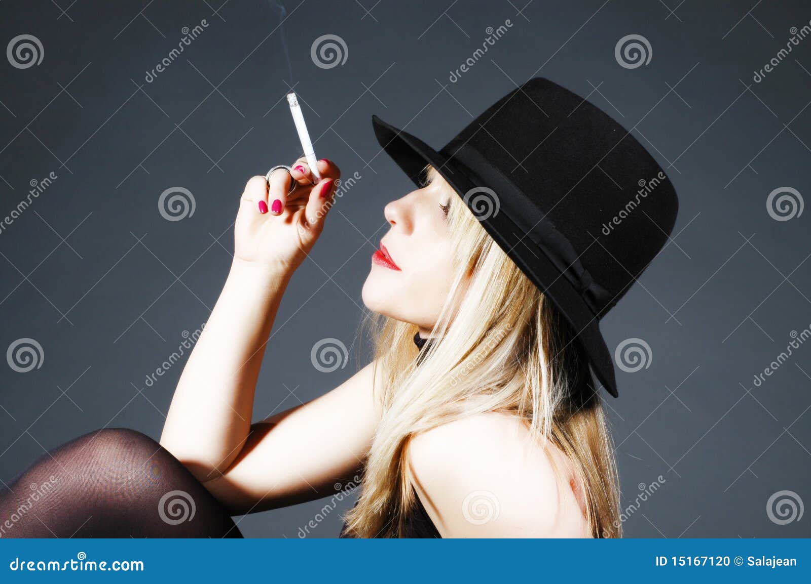 Het Mooie Blonde Meisje Roken Stock Foto - Image of elegant, heet: 15167120