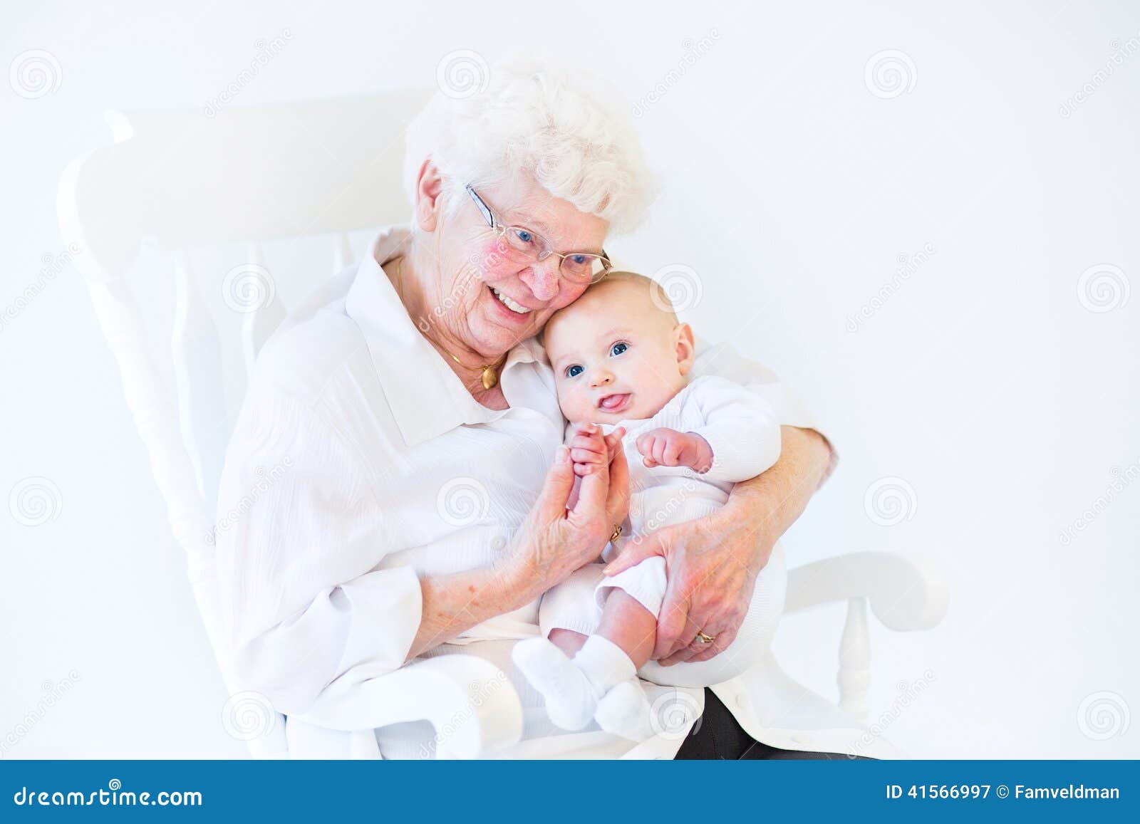 Het Mooie Grootmoeder Zingen Aan Pasgeboren Kleinzoon Stock Afbeelding ...