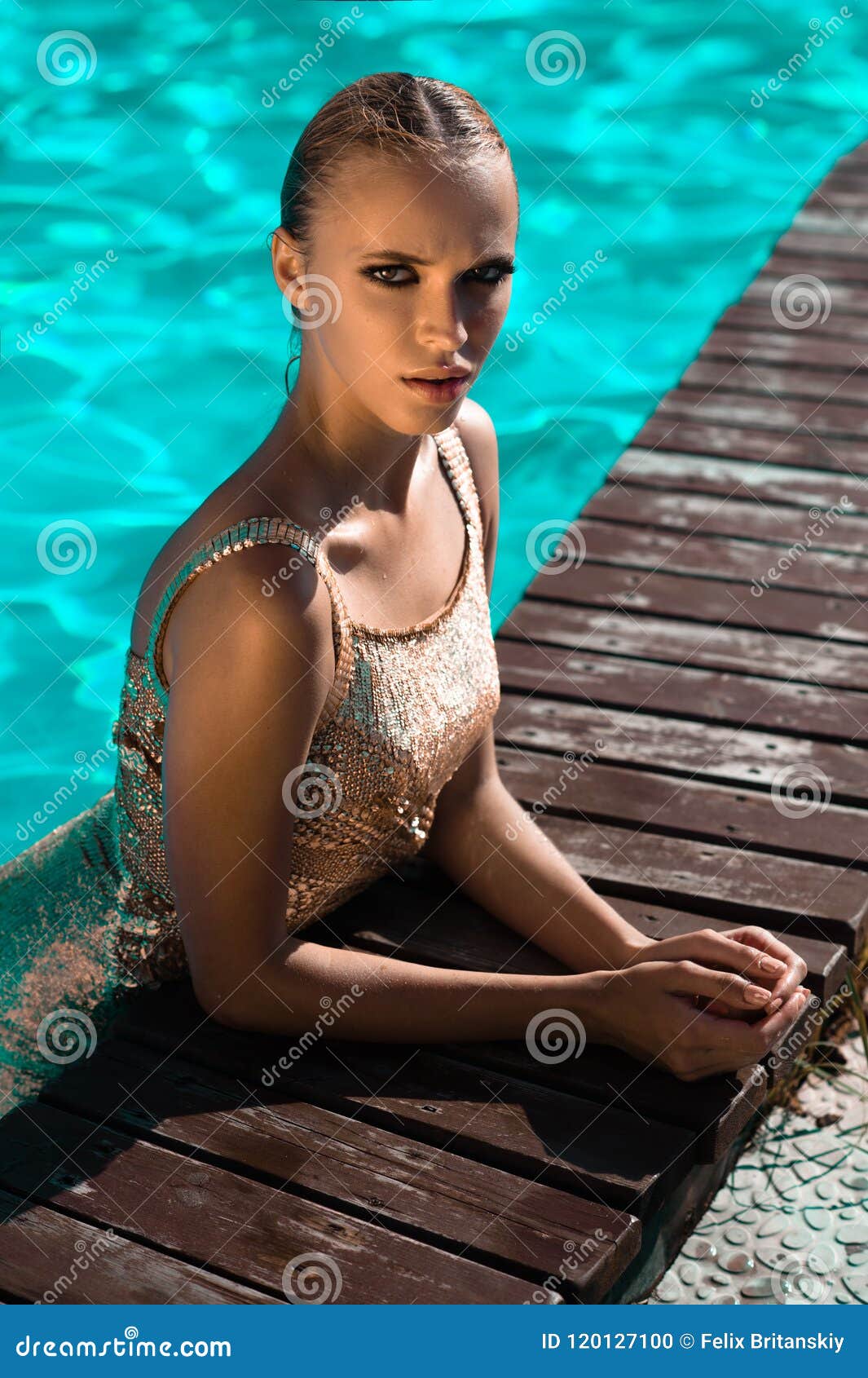 Het mooie meisje zwemmen stock foto. Image of zwempak - 120127100