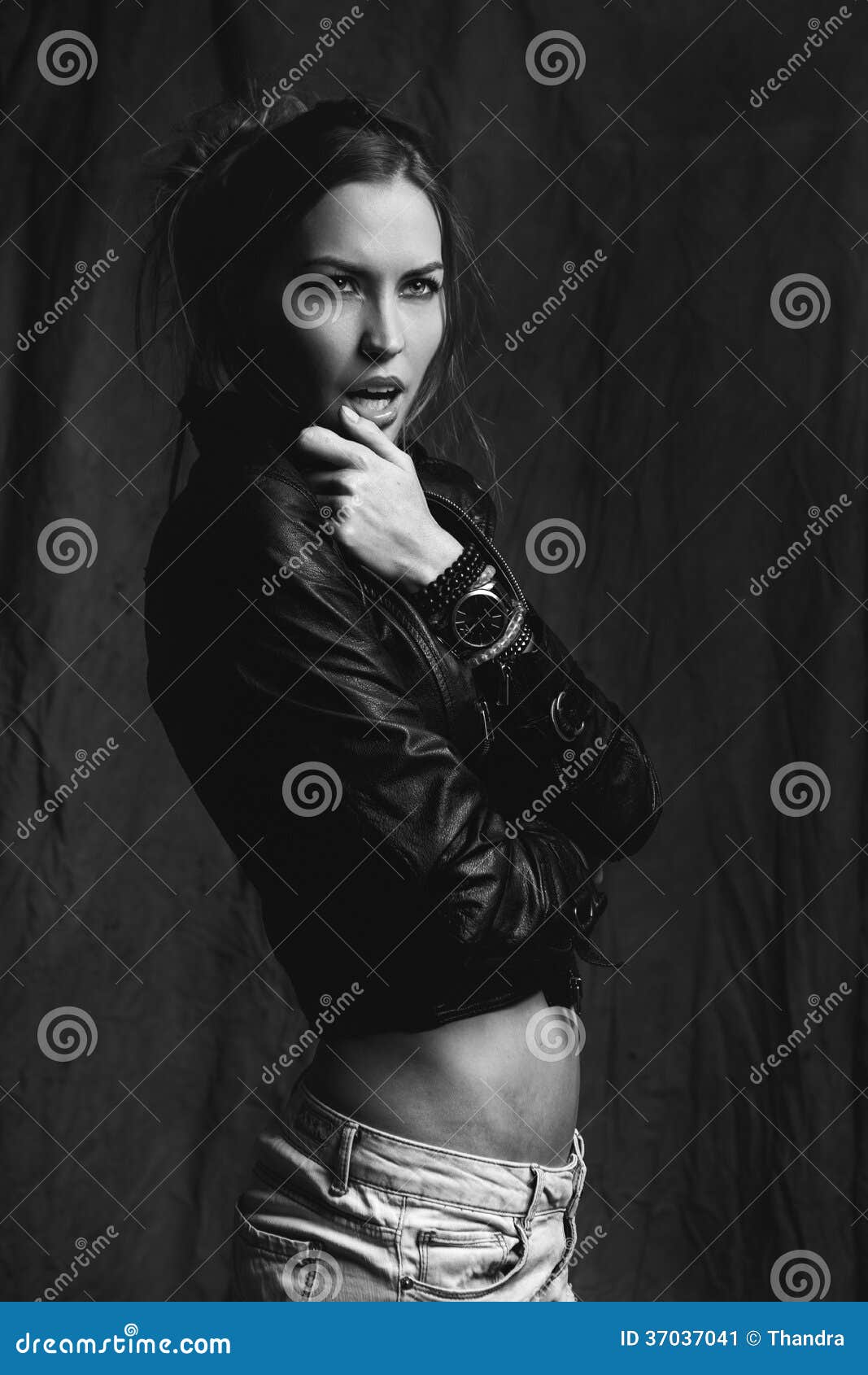 Het Mooie Vrouw Model Stellen in De Studio Stock Afbeelding - Image of ...