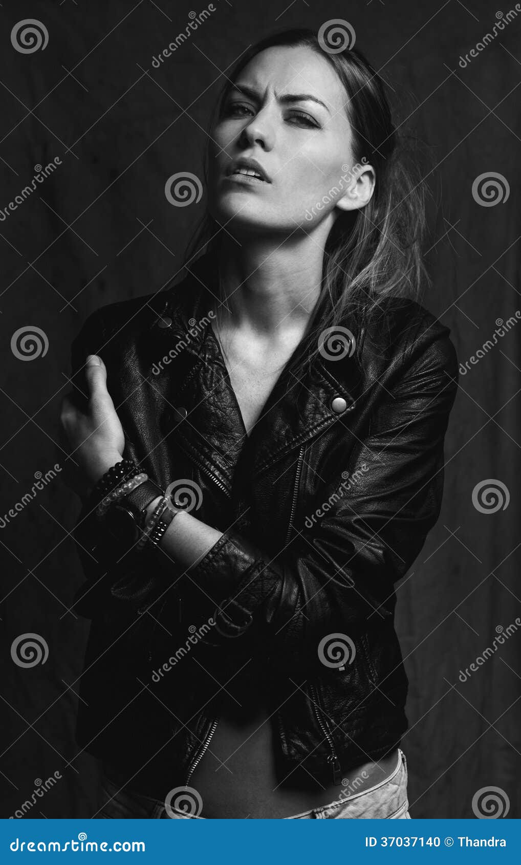 Het Mooie Vrouw Model Stellen in De Studio Stock Foto - Image of ...