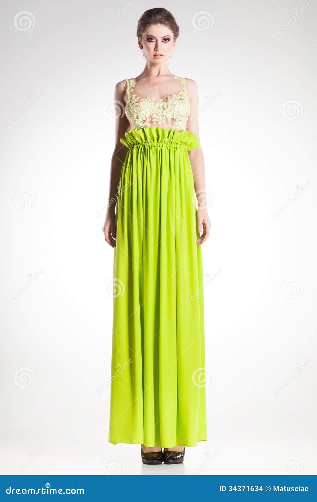 Het Mooie Vrouw Model Stellen in Elegante Groene Kleding Stock Foto ...