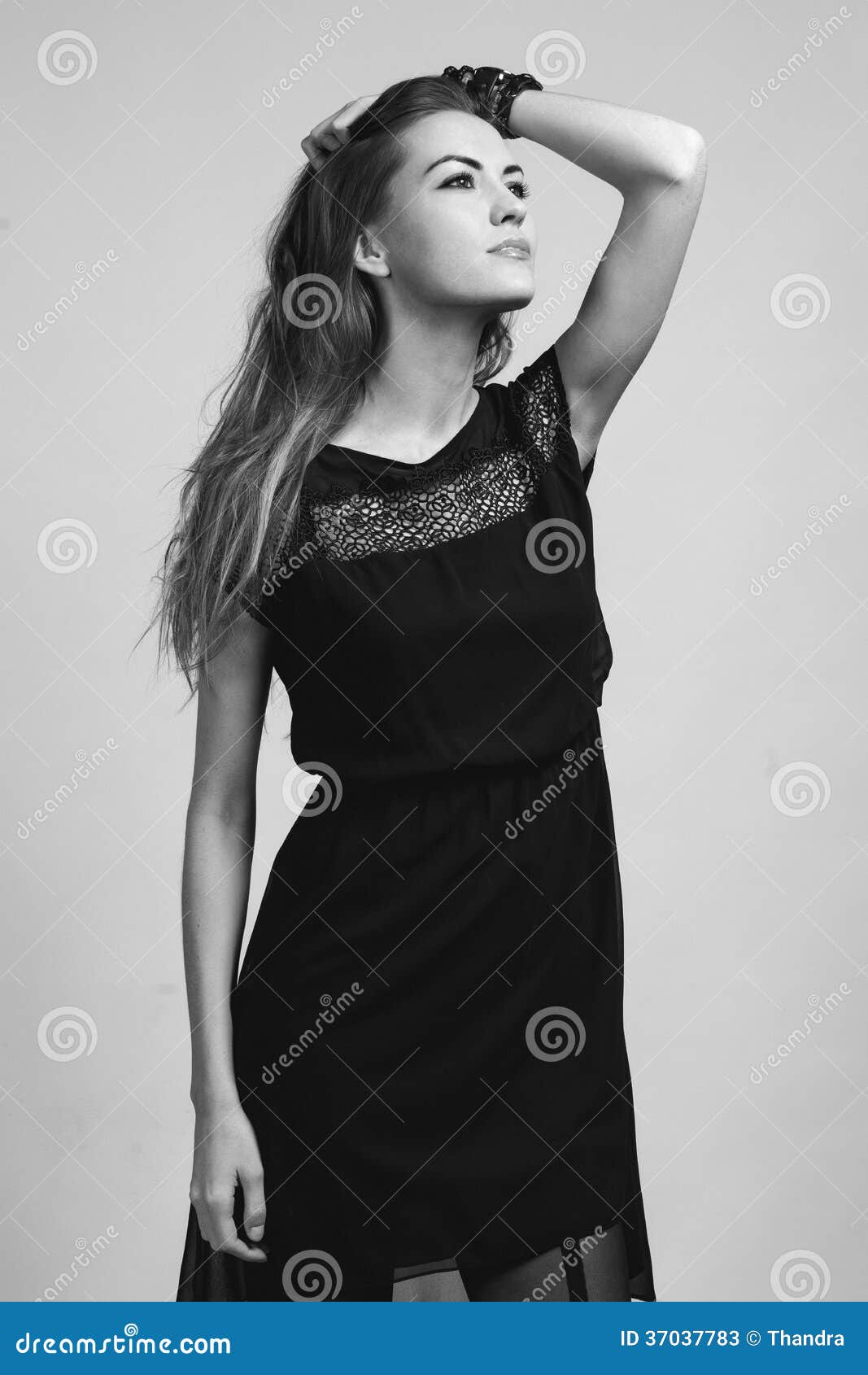 Het Mooie Vrouw Model Stellen in Elegante Kleding in De Studio Stock ...