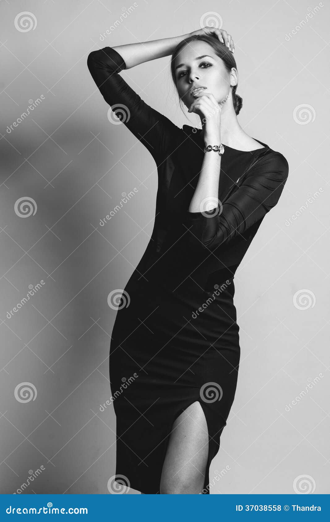 Het Mooie Vrouw Model Stellen in Elegante Kleding in De Studio Stock ...