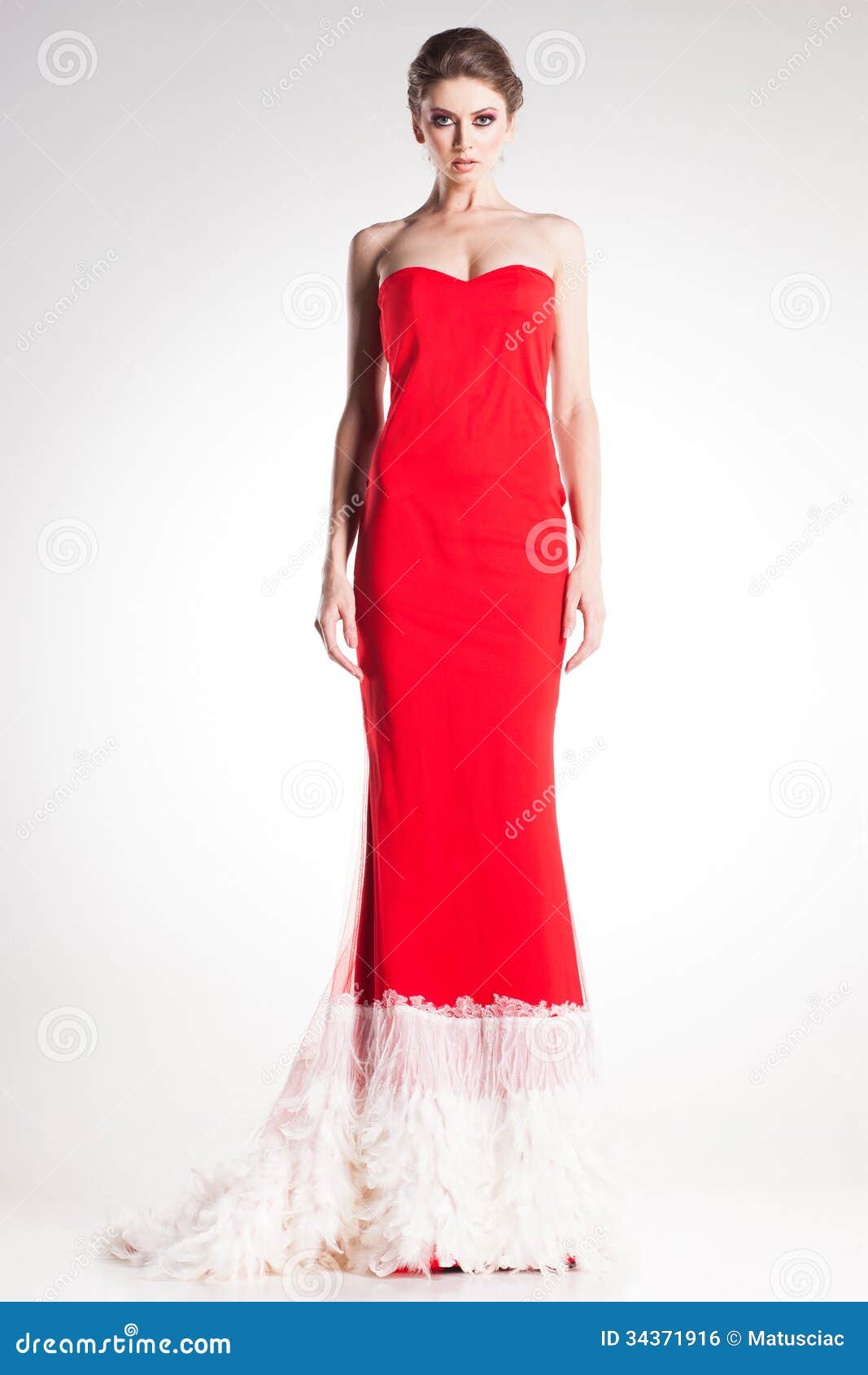 Het Mooie Vrouw Model Stellen in Elegante Rode Kleding Stock Foto ...