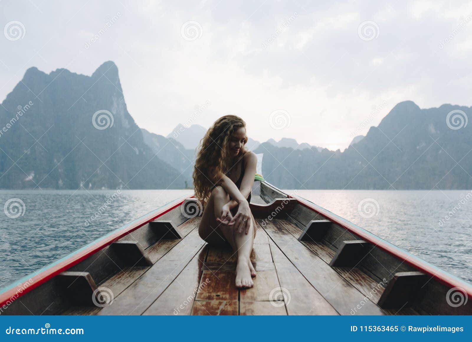 Het Mooie Vrouw Stellen Op Een Boot Stock Afbeelding - Image of vrolijk ...