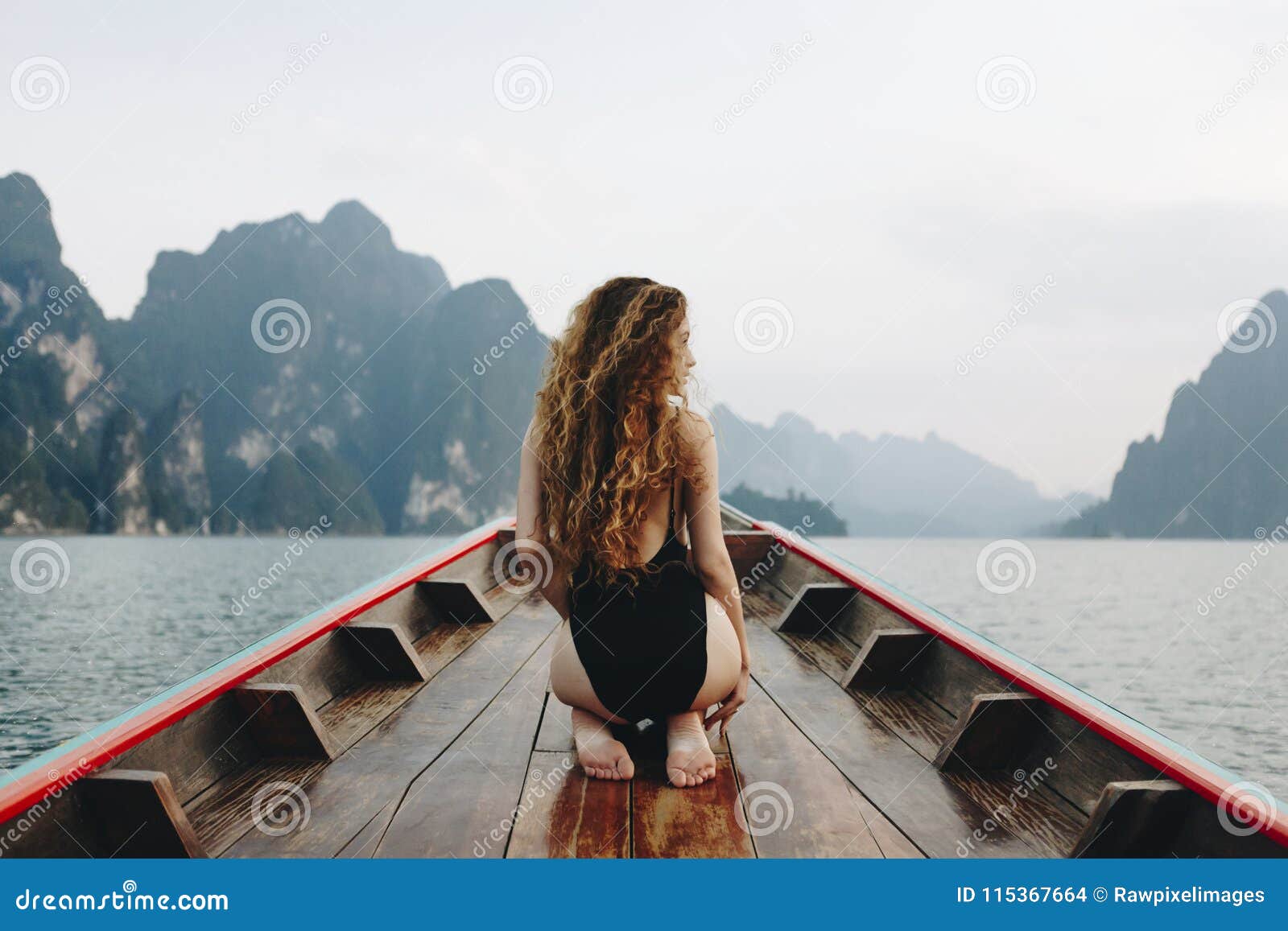 Het Mooie Vrouw Stellen Op Een Boot Stock Foto - Image of mooi, zomer ...