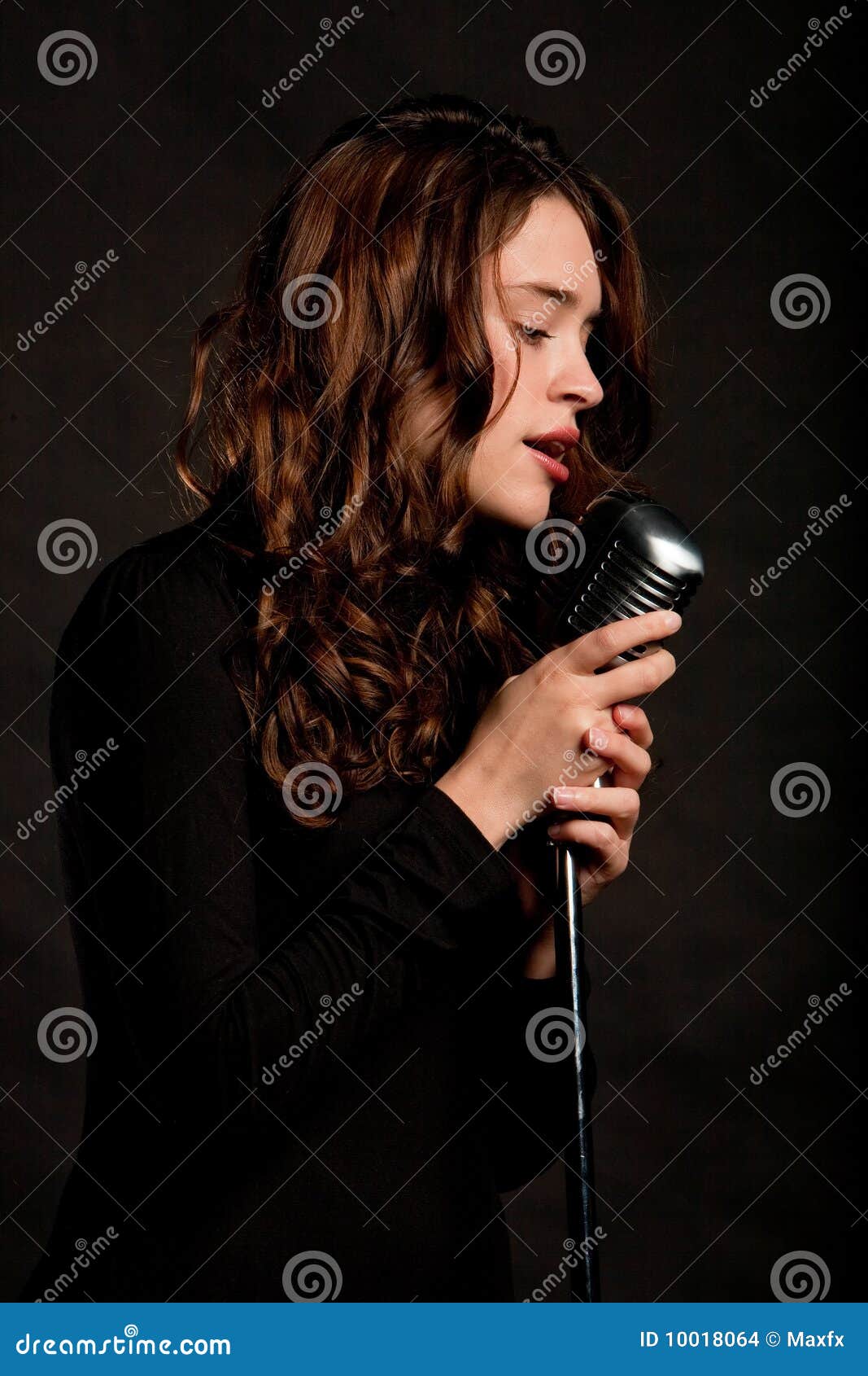 Het Mooie Zanger Zingen Met Microfoon Stock Foto - Image of gevormd ...