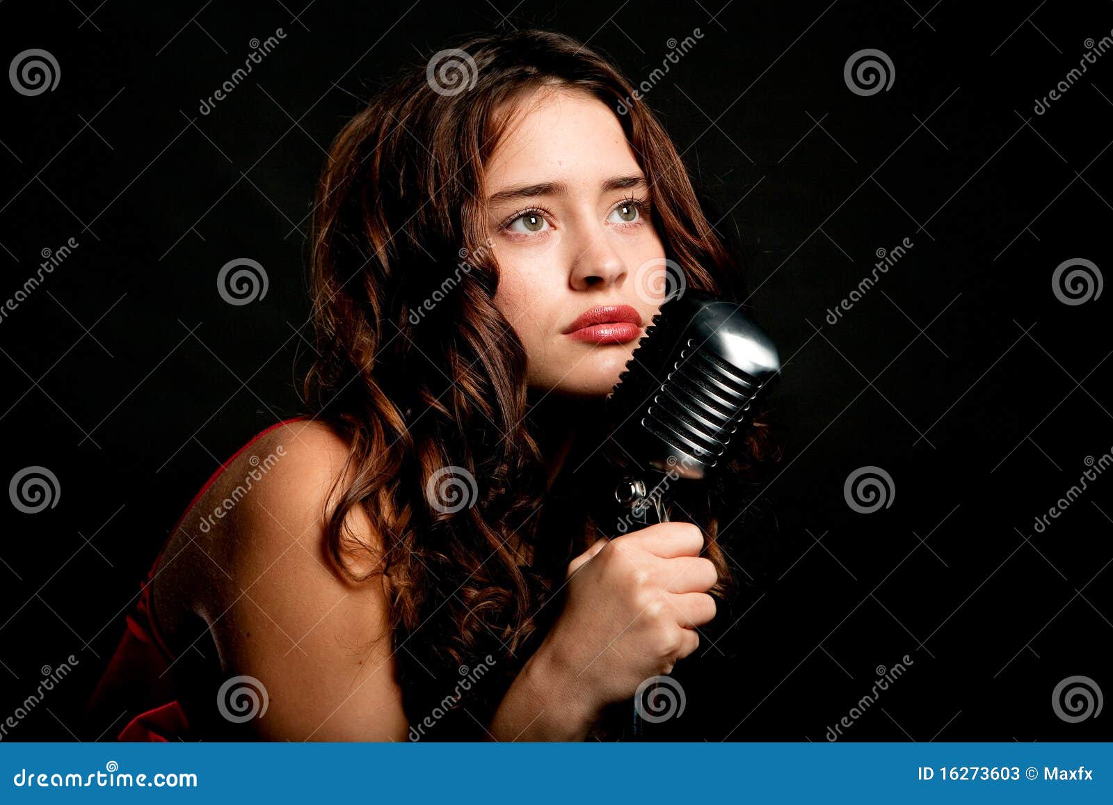 Het Mooie Zanger Zingen Met Microfoon Stock Afbeelding - Image of lied ...