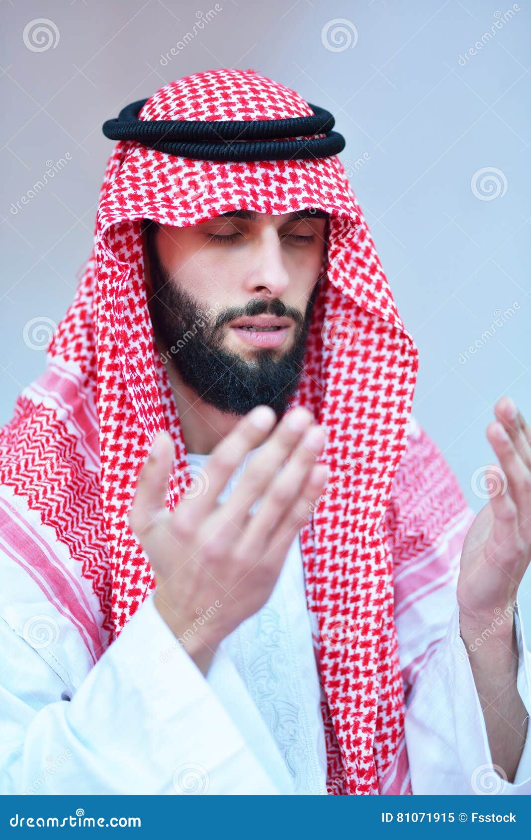 Het Moslim Arabische Mens Bidden Stock Afbeelding - Image of volwassen ...