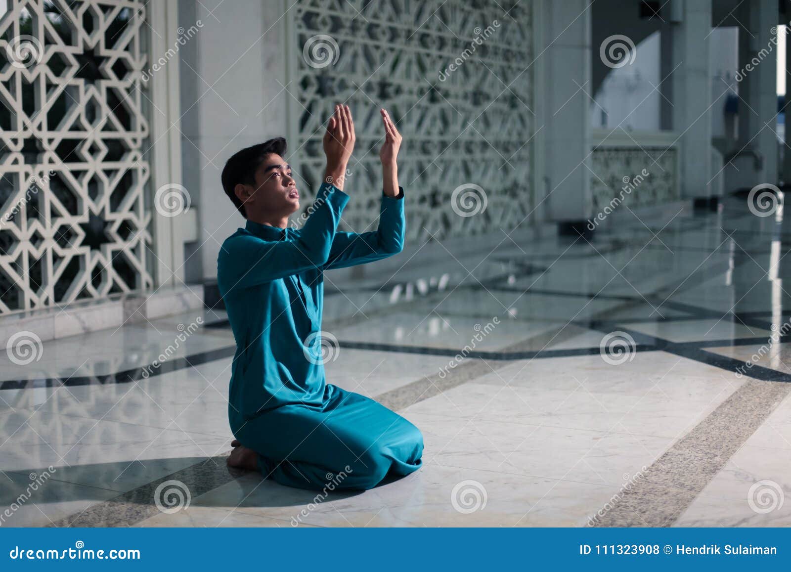 Het moslim Bidden stock foto. Image of jong, islamitisch - 111323908