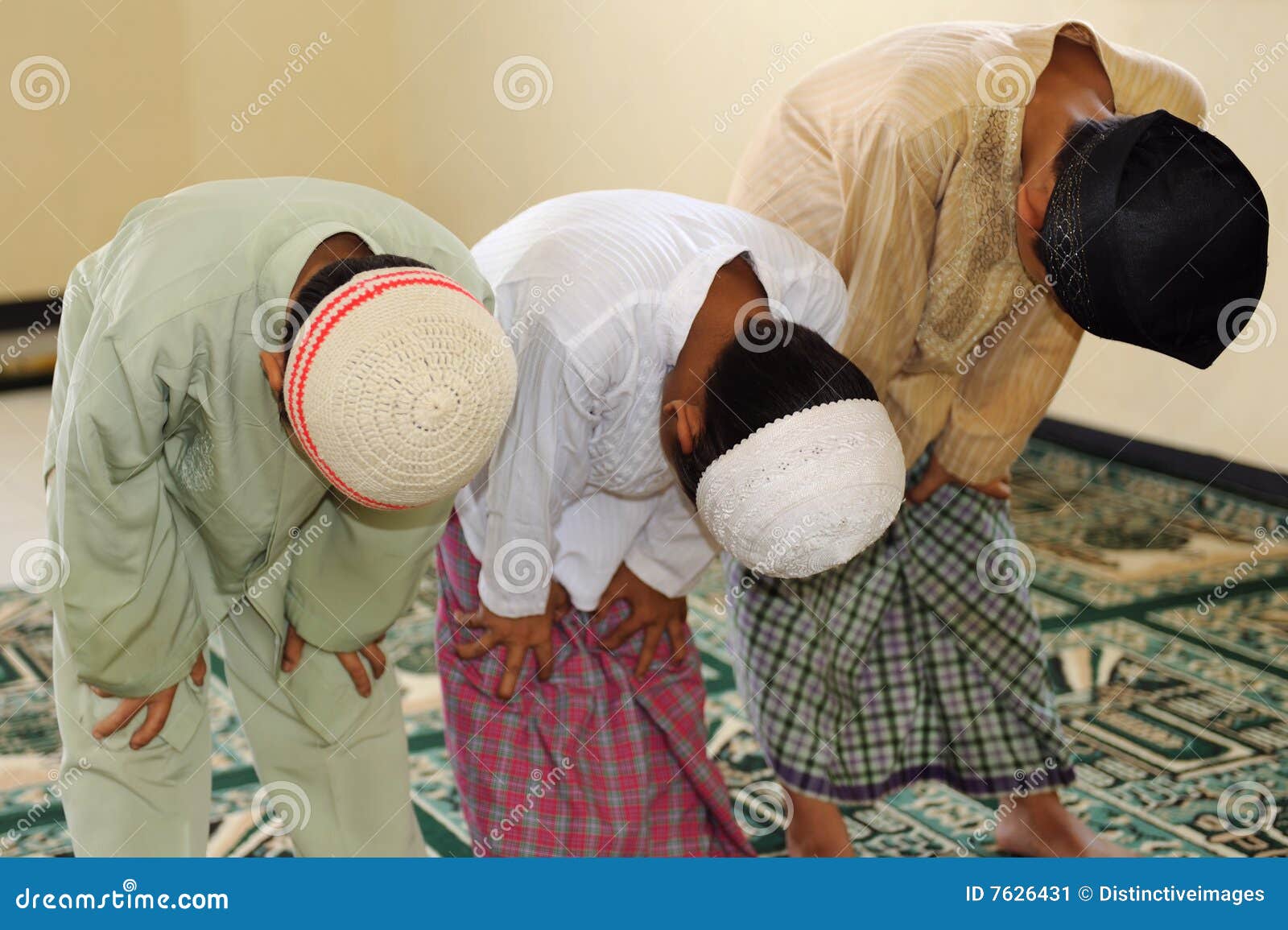 Het Moslim Bidden Van Jonge Geitjes Stock Afbeelding - Image of moslim ...