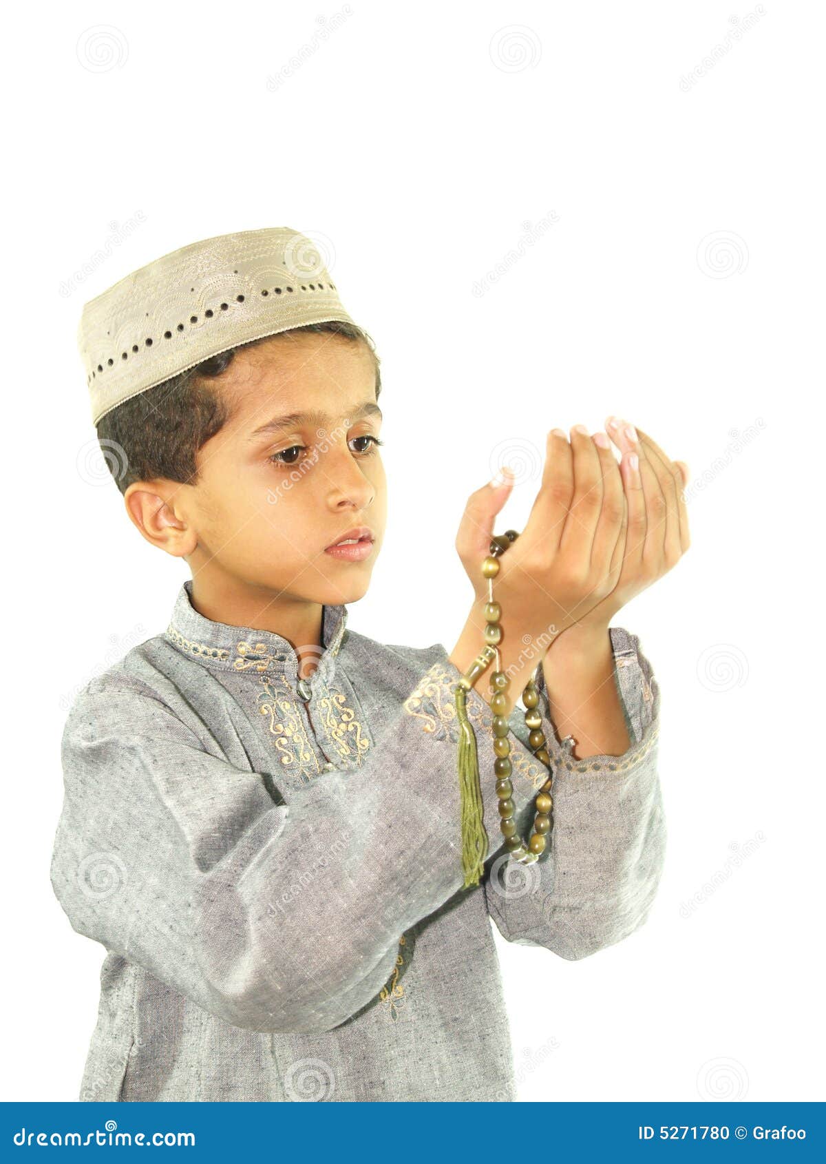 Het moslim jongen bidden stock foto. Image of geloof, kereltje - 5271780
