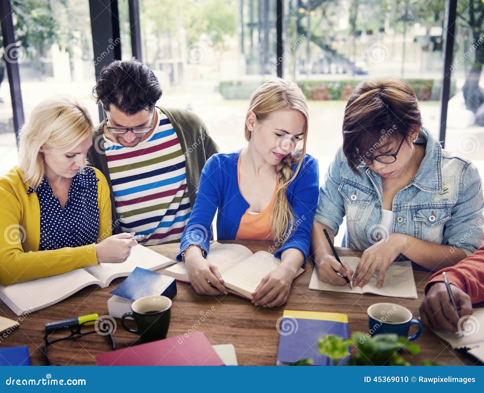 Het Multi-etnische Groep Mensen Samenkomen Stock Foto - Image of divers ...