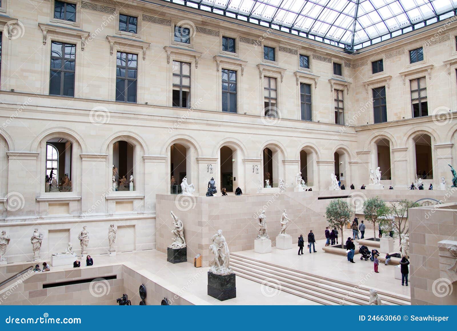 Het Museum Van Het Louvre, Parijs Redactionele Afbeelding - Image of ...