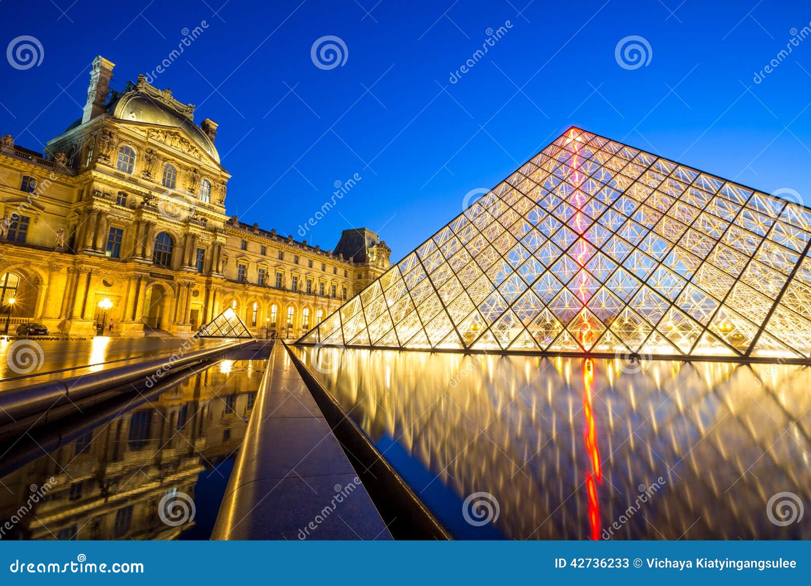 Het Museum Van Het Louvre - Parijs Redactionele Stock Foto - Image of ...
