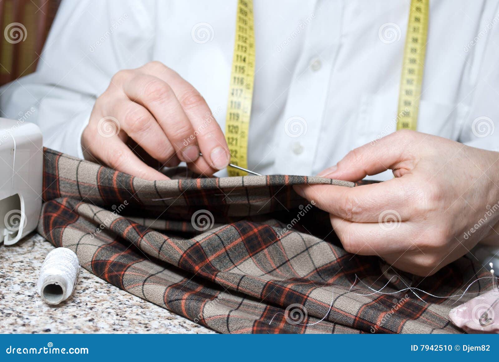HET NAAIEN VAN DE HAND stock foto. Image of ontwerper - 7942510 HET NAAIEN VAN DE HAND stock foto. Image of ontwerper - 7942510