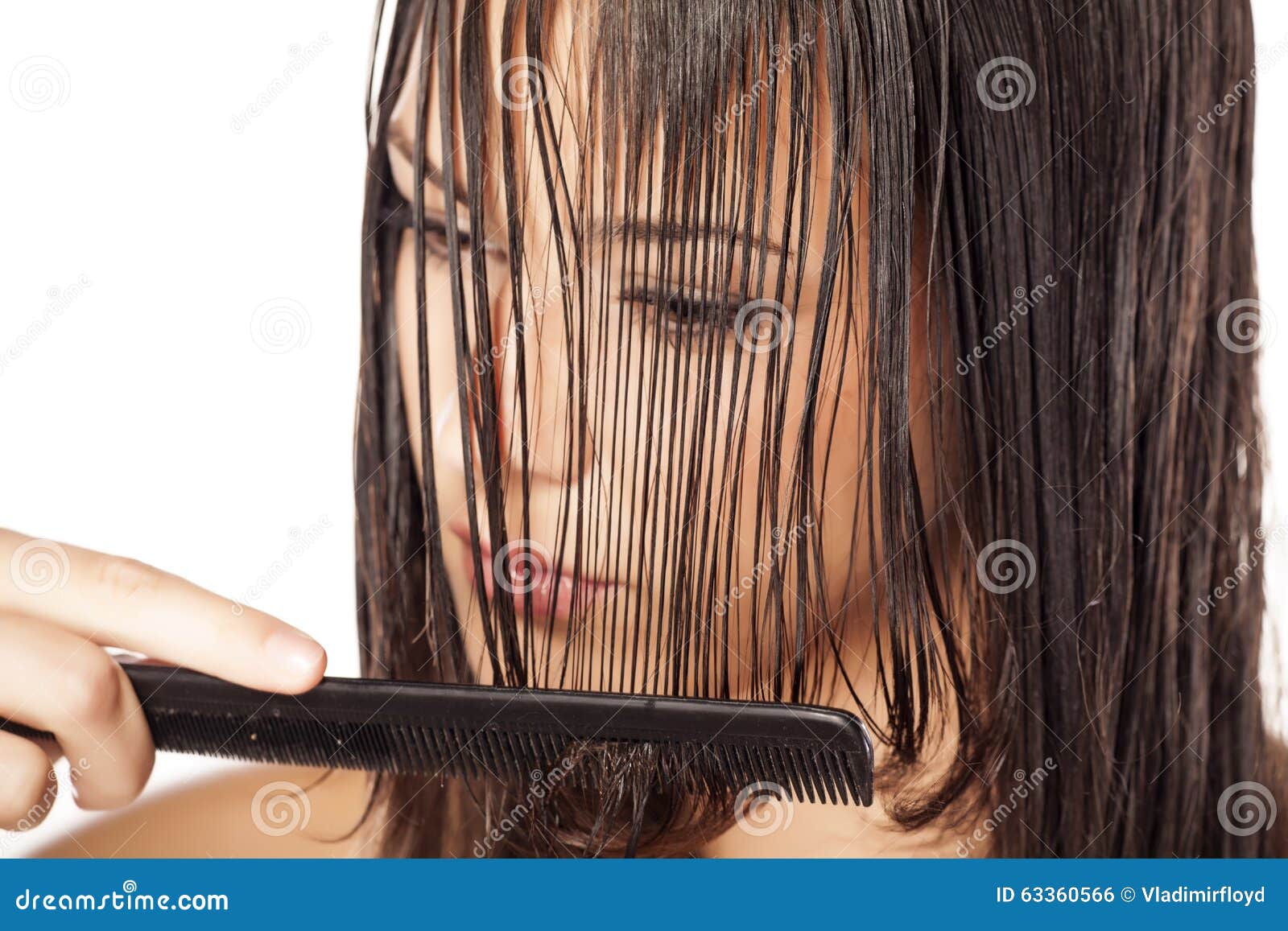 Het natte haar kammen stock foto. Image of stijl, jong - 63360566