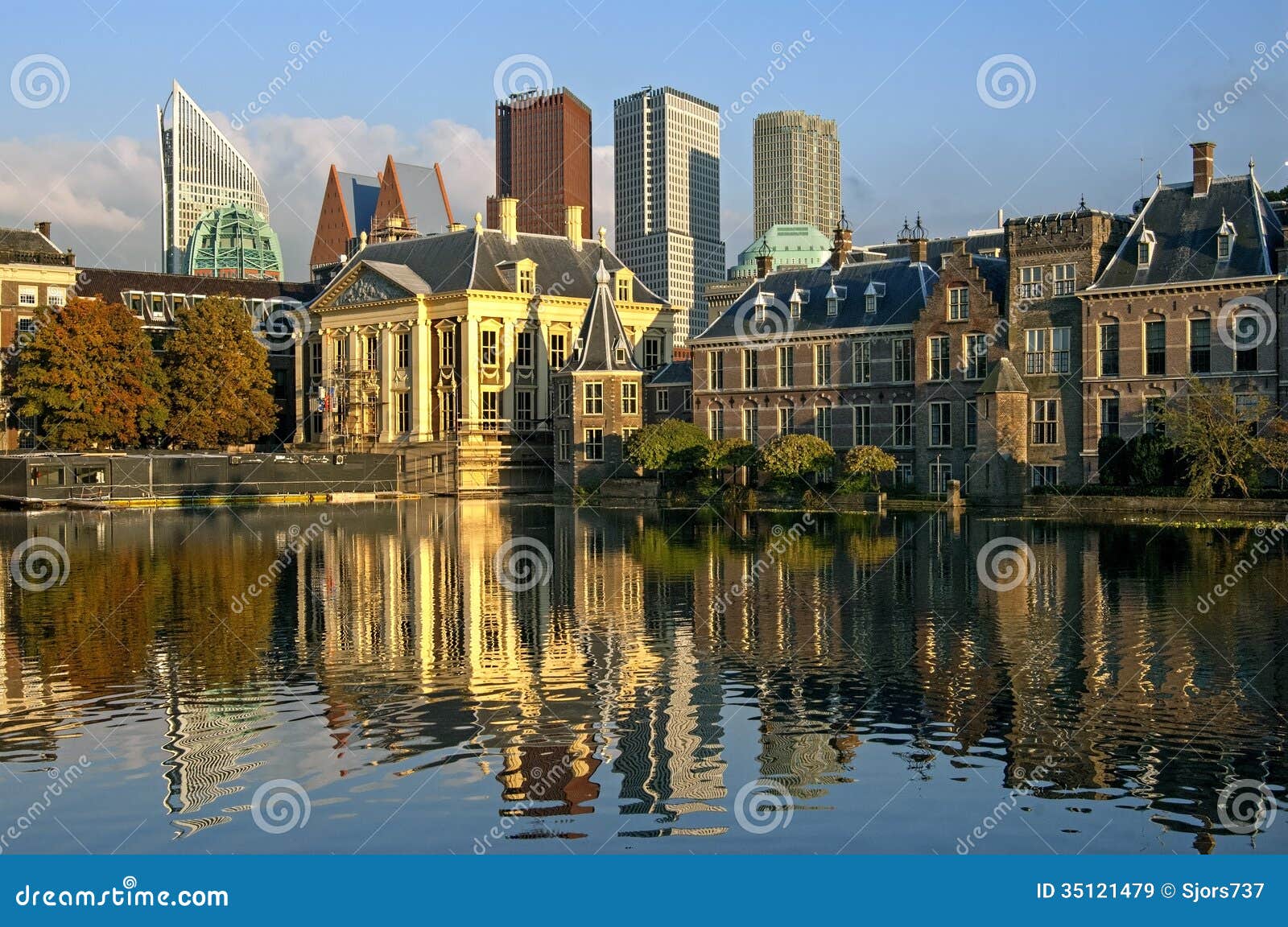 Het Nederlandse Parlement, Stad Den Haag, Nederland Stock Afbeelding ...