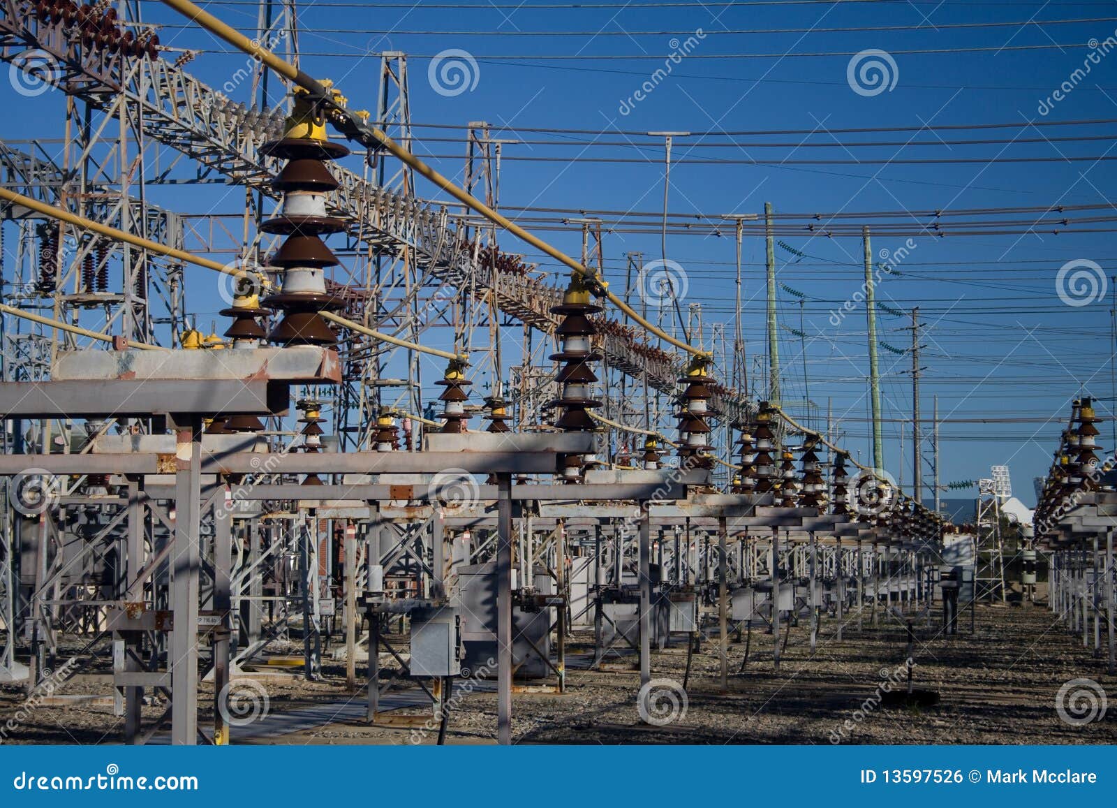 Het Net Van De Elektriciteit Stock Foto - Image of transformatoren ...