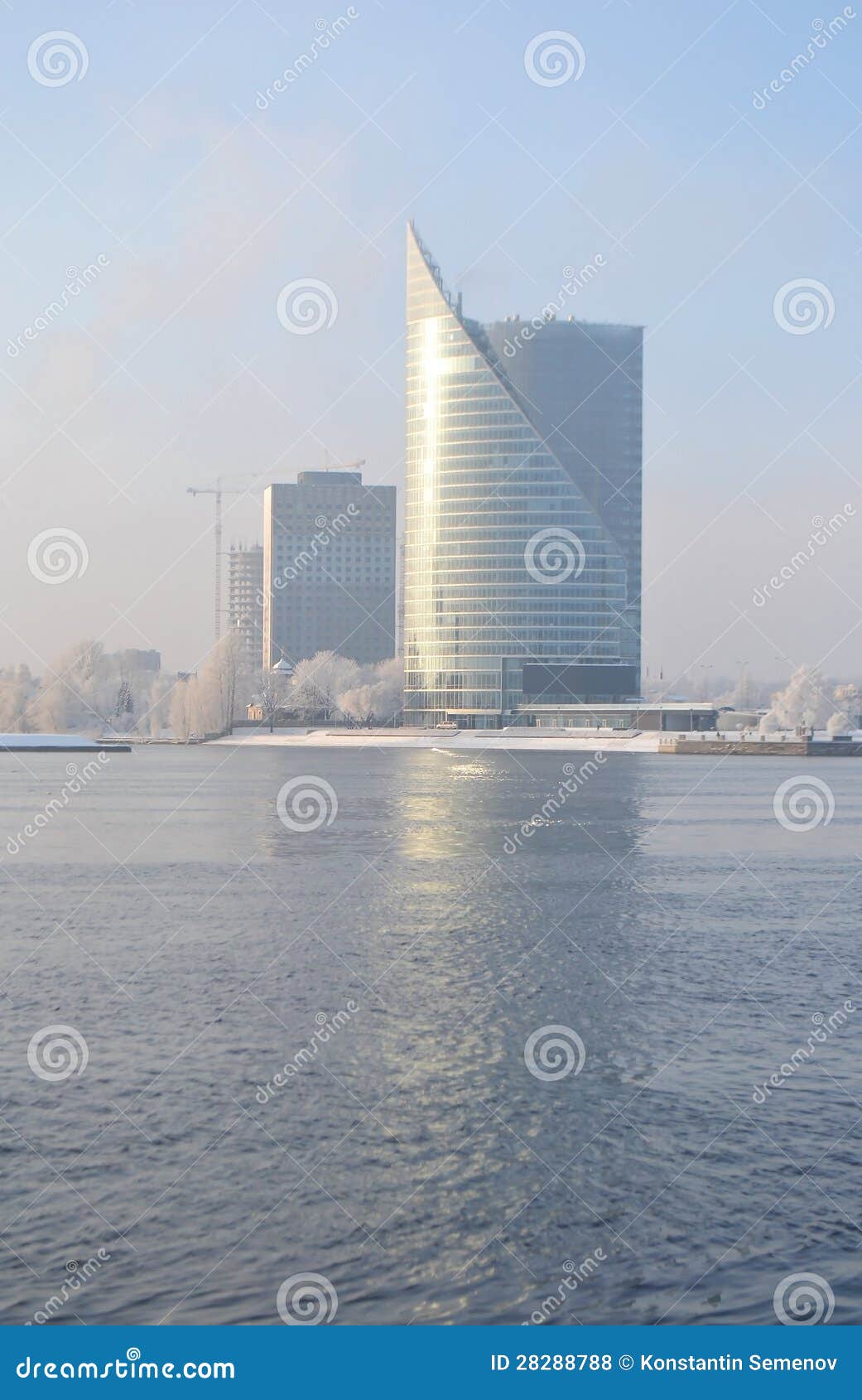Het Nieuwe Moderne Gebouw in Riga Stock Foto - Image of zaken, gevel ...
