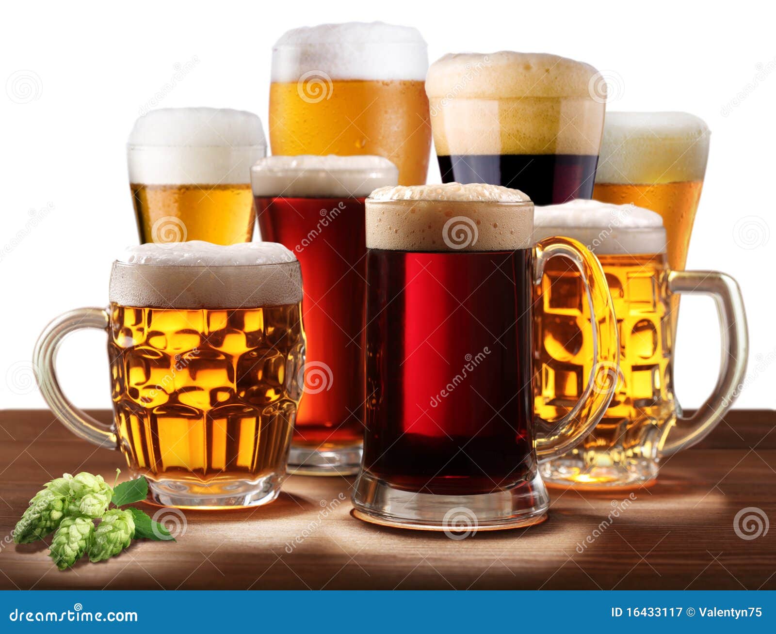 Het Nog-leven Met Bierglazen. Stock Afbeelding - Image of koude, groep ...