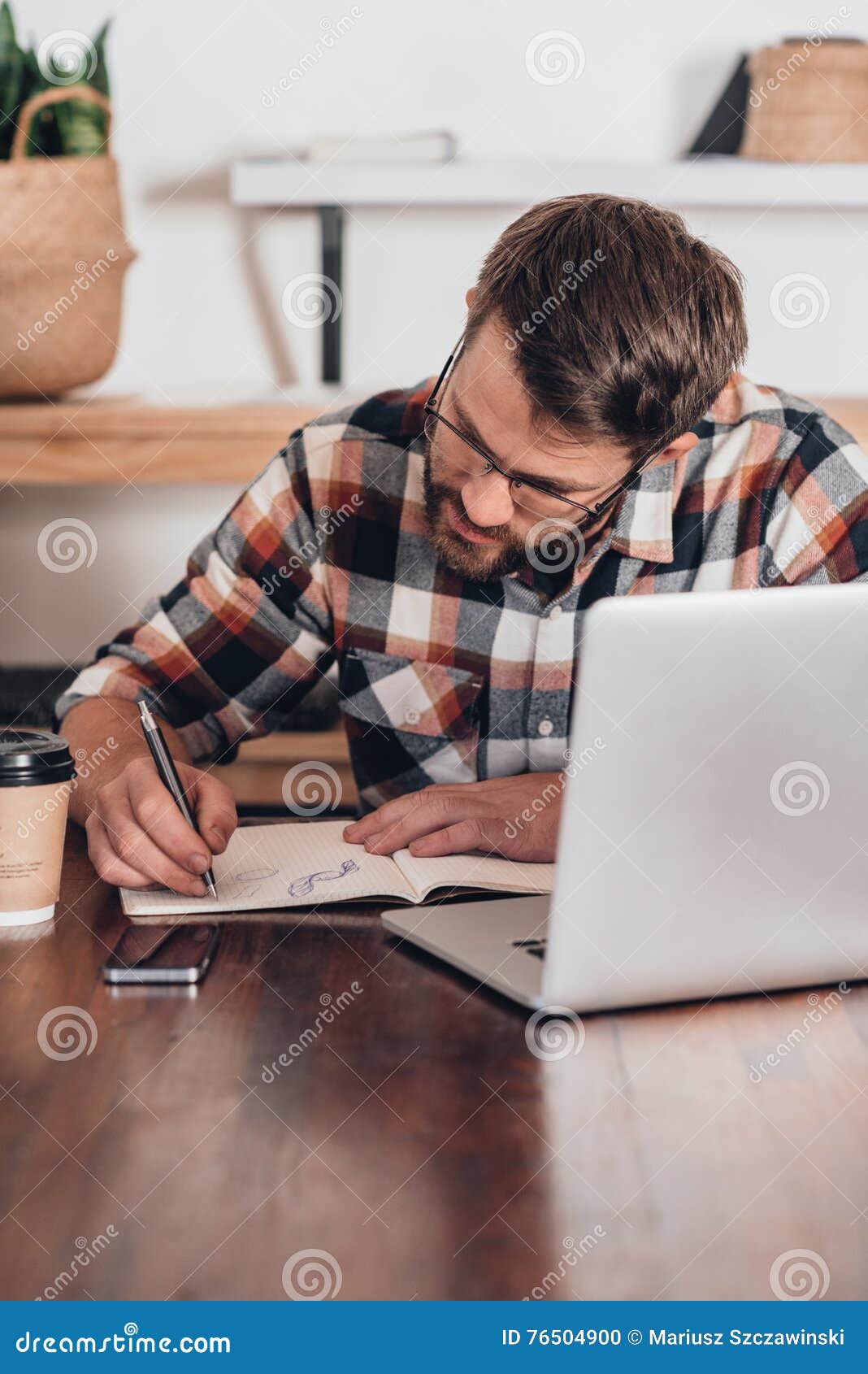 Het Noteren Van Sommige Nieuwe Ontwerpen Stock Foto - Image of persoon ...