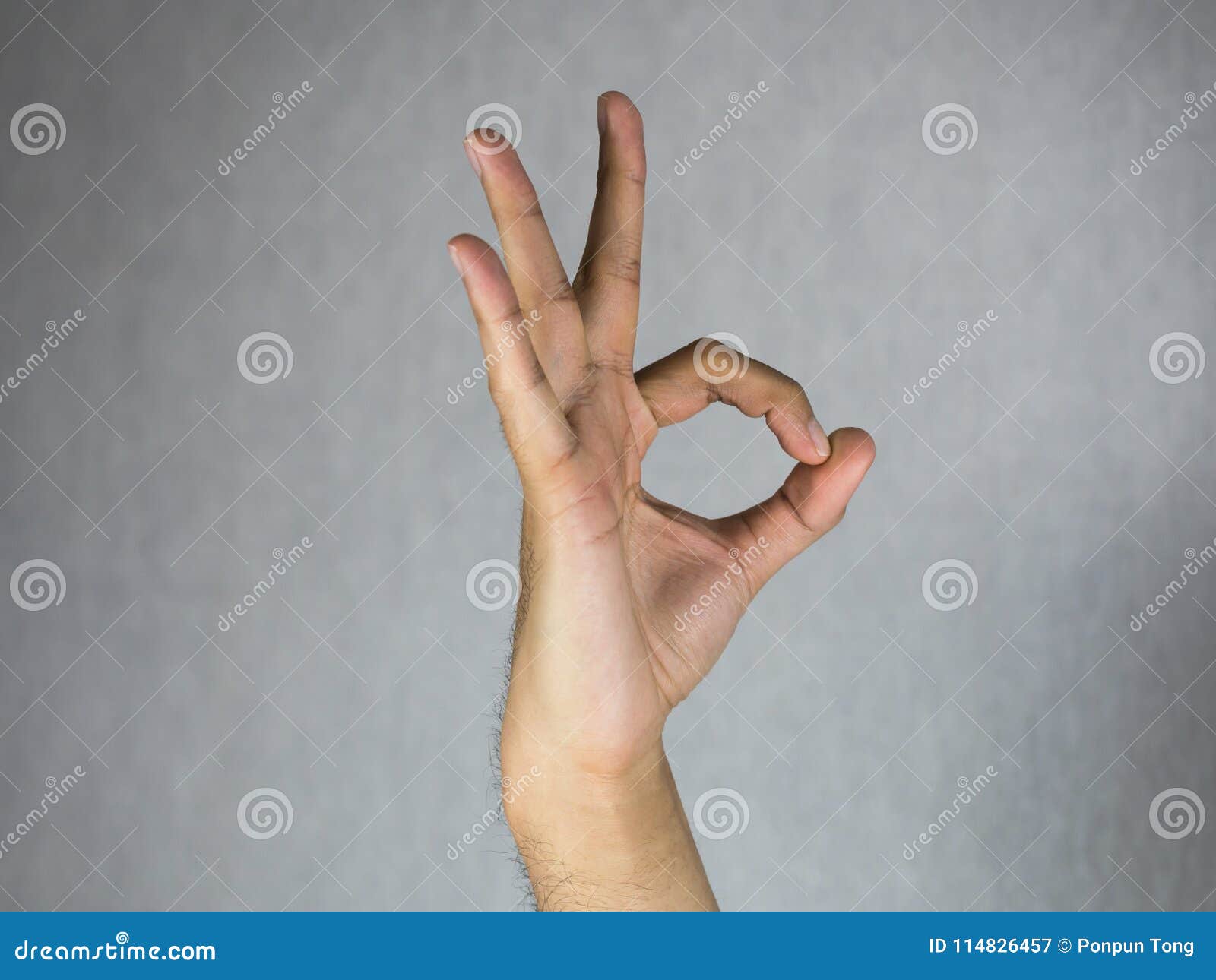 Het O.K. Teken Van Het Handgebaar Op Lichte Achtergrond Stock ...