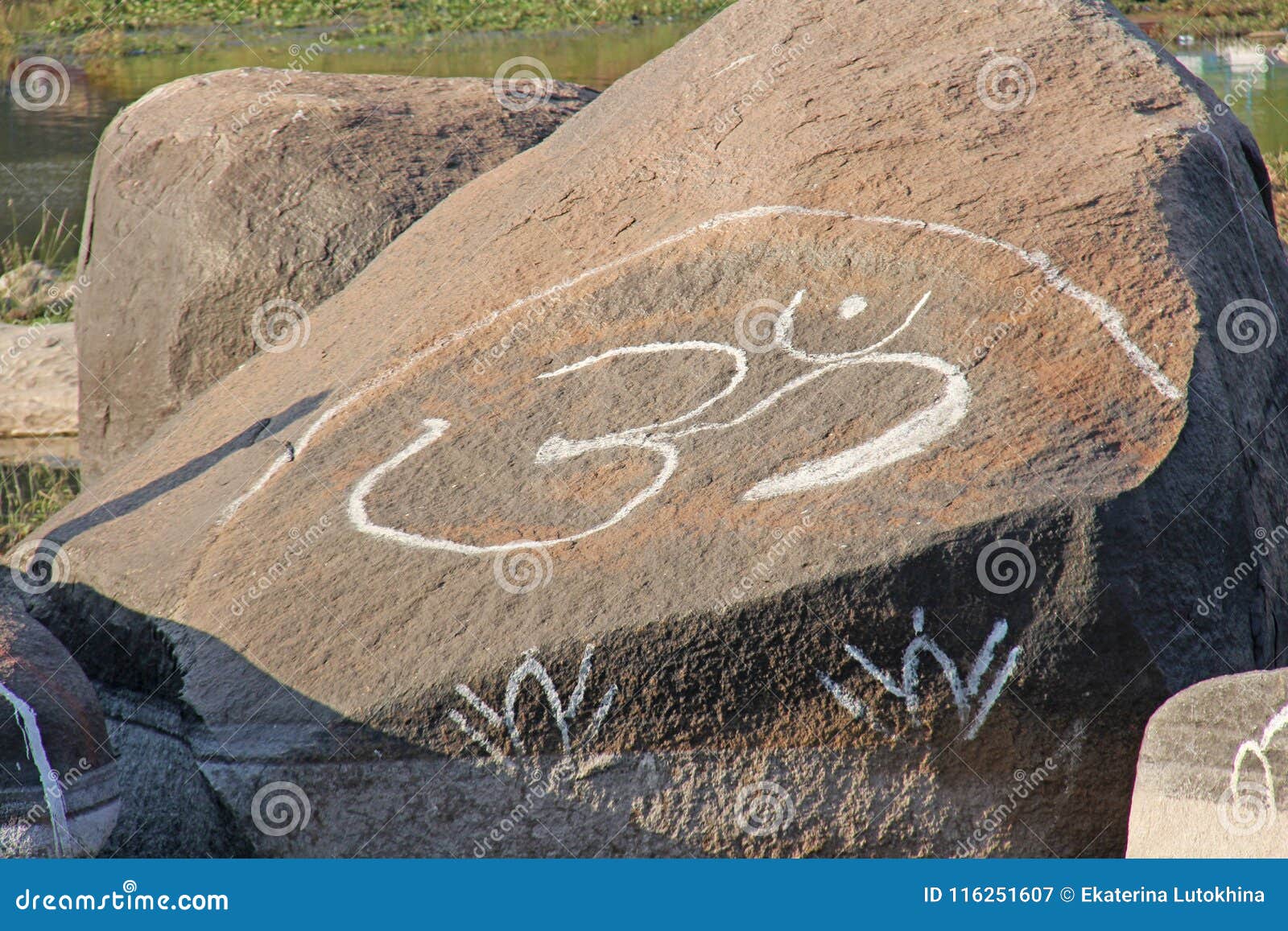 Het OM-symbool is Geschilderd Wit Op Een Grote Rots in Hamri, Op Stock ...