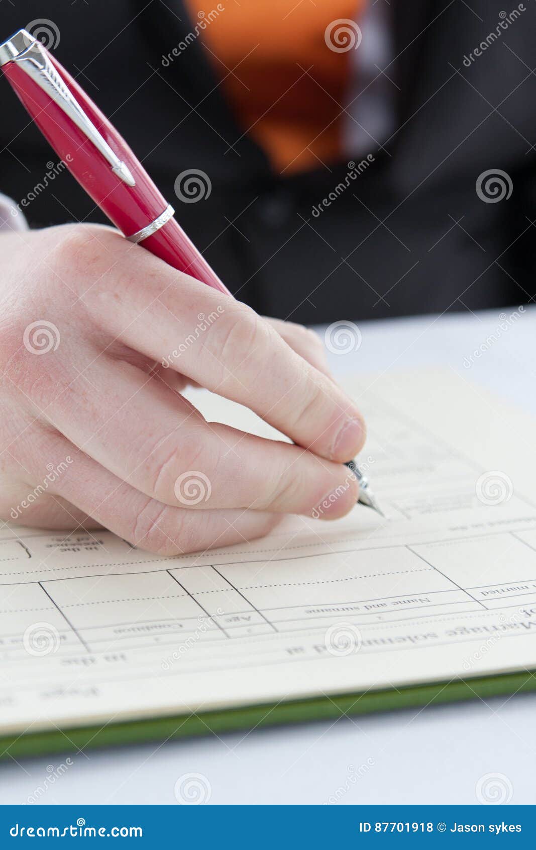 Het Ondertekenen Van Contract Met Rode Pen Stock Foto - Image of ...