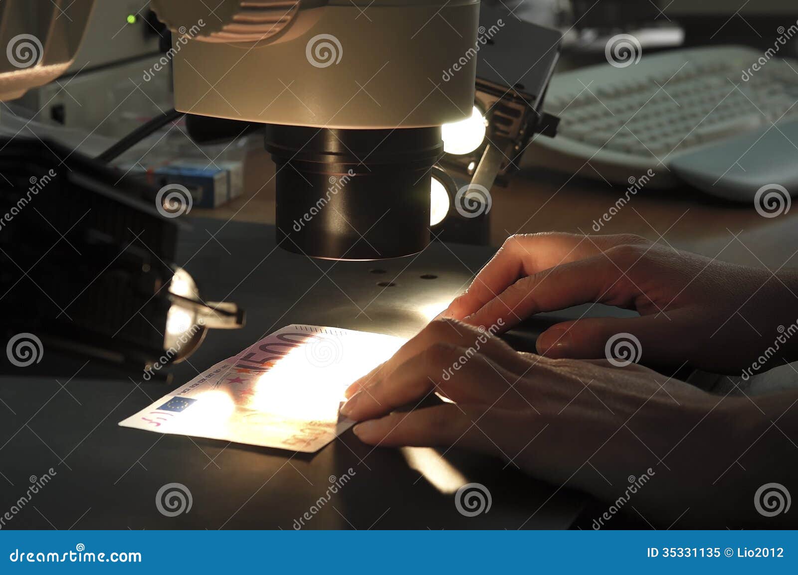 Het Onderzoeken Voor Vals Geld Stock Afbeelding - Image of analyse ...