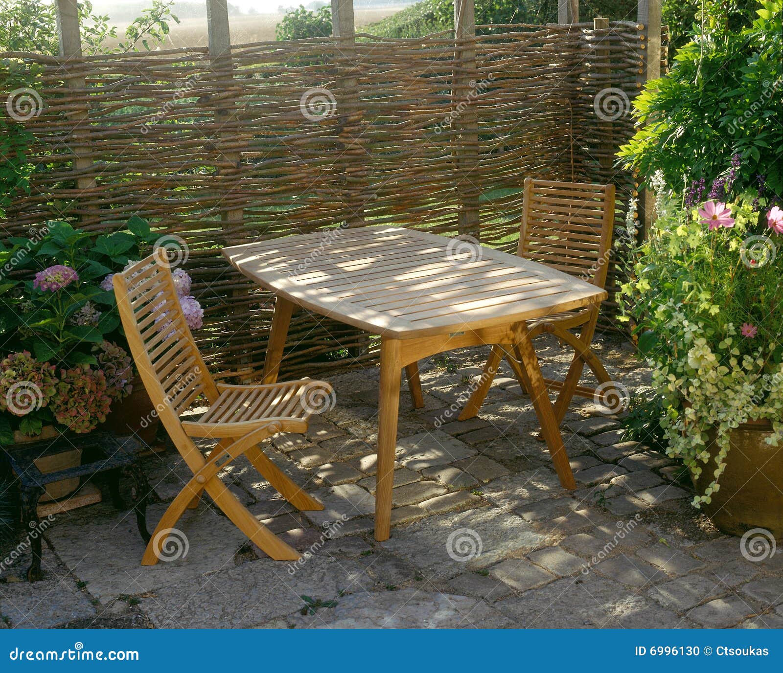Het Ontspannen Terras in De Zon Stock Foto - Image of balkon, groen ...