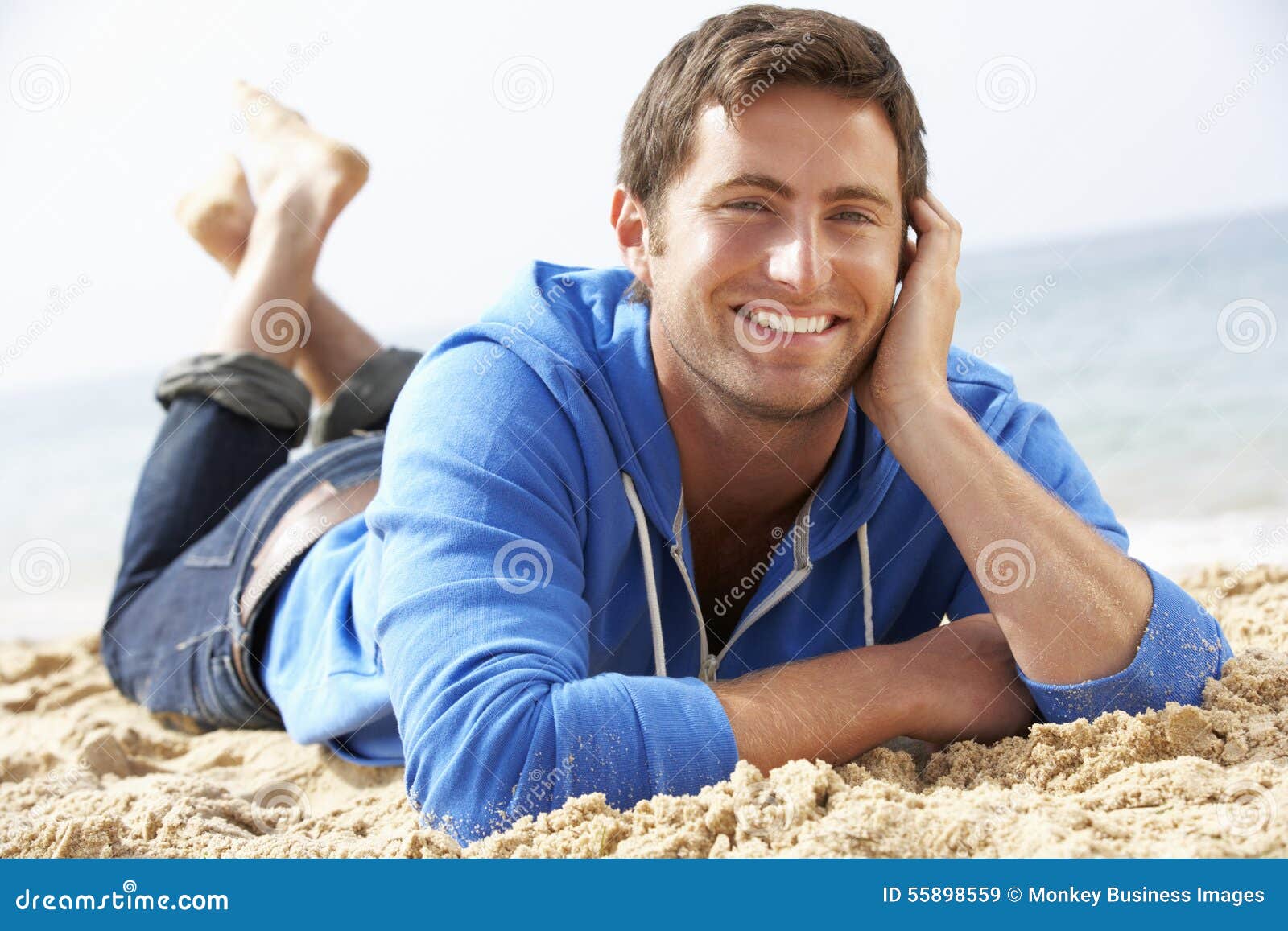 Het Ontspannen Van De Mens Op Strand Stock Afbeelding - Image of zand ...