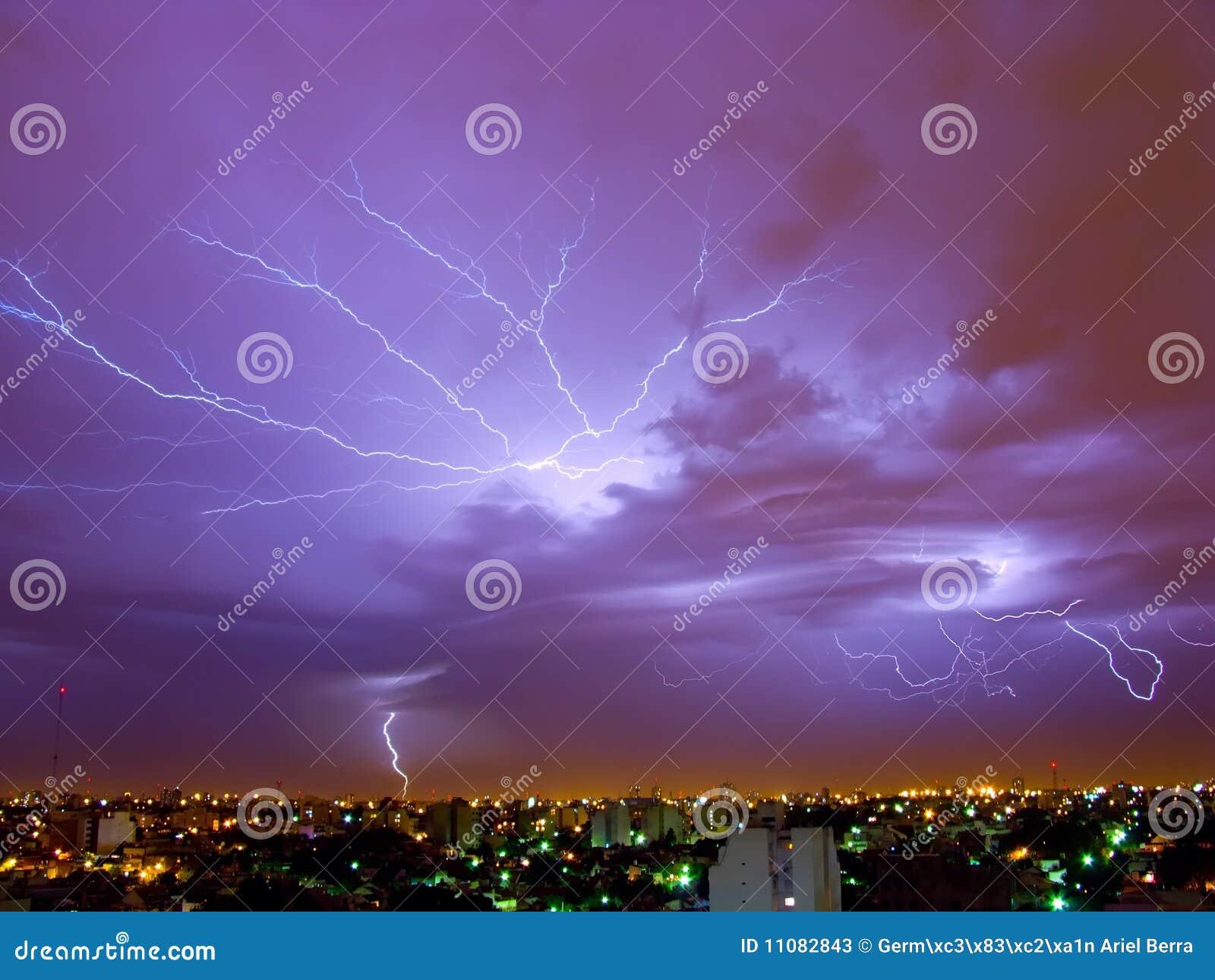 Het Onweer van de bliksem stock afbeelding. Image of bewolkt - 11082843