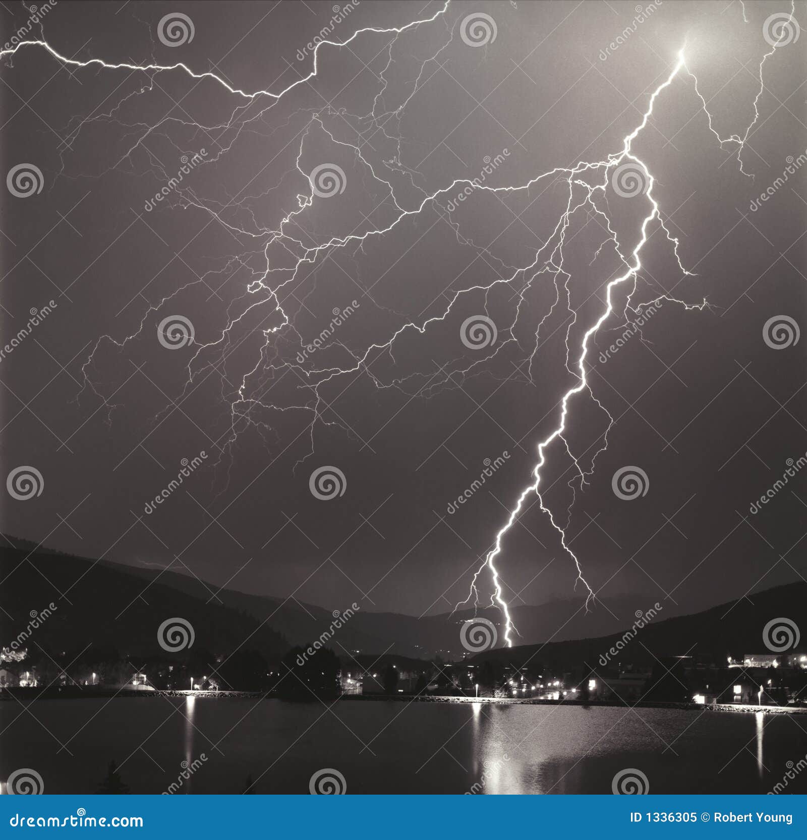 Het onweer van de bliksem stock afbeelding. Image of bergen - 1336305