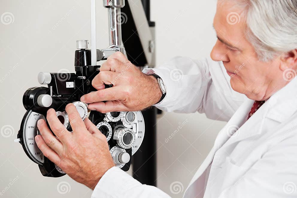 Het Oogtest Van Optometristsetting Phoropter for Stock Afbeelding ...