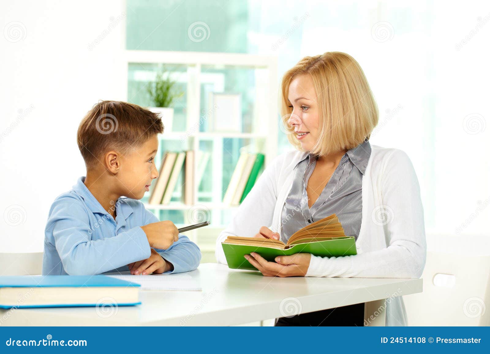 Het Op Elkaar Inwerken Bij Les Stock Foto - Image of uitleg, gelukkig ...