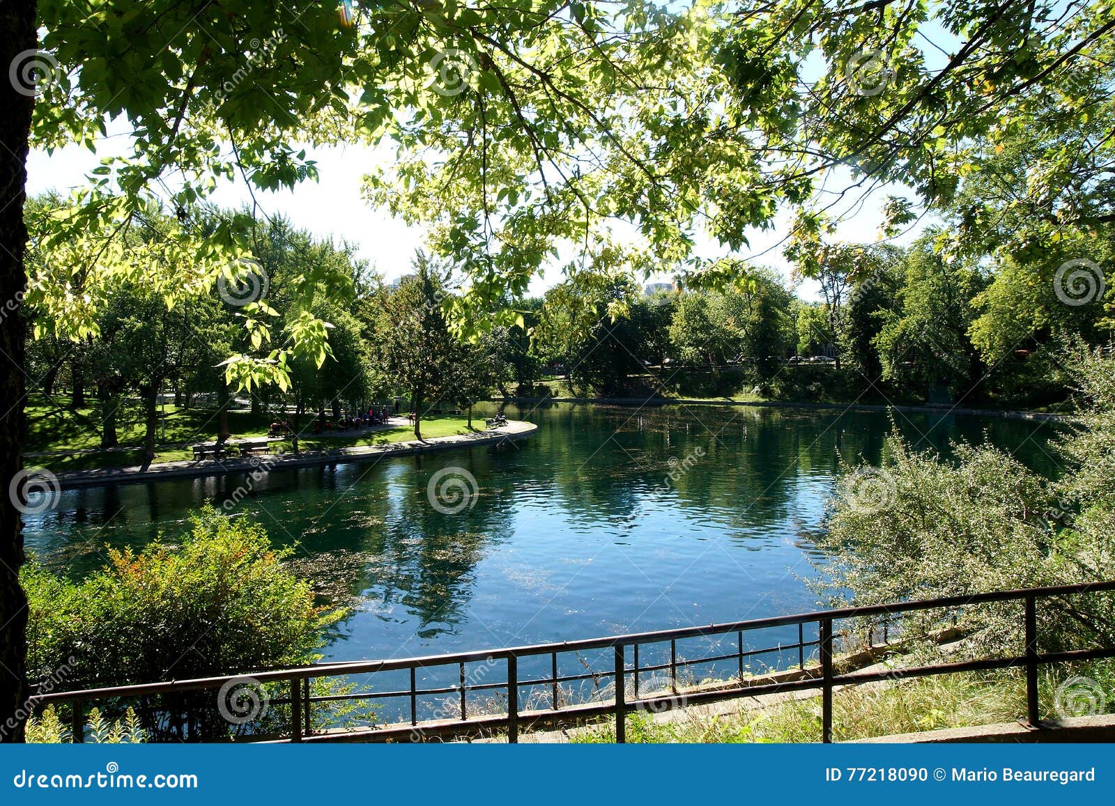 Het Openbare Park Van La Fontaine Redactionele Afbeelding - Image of ...