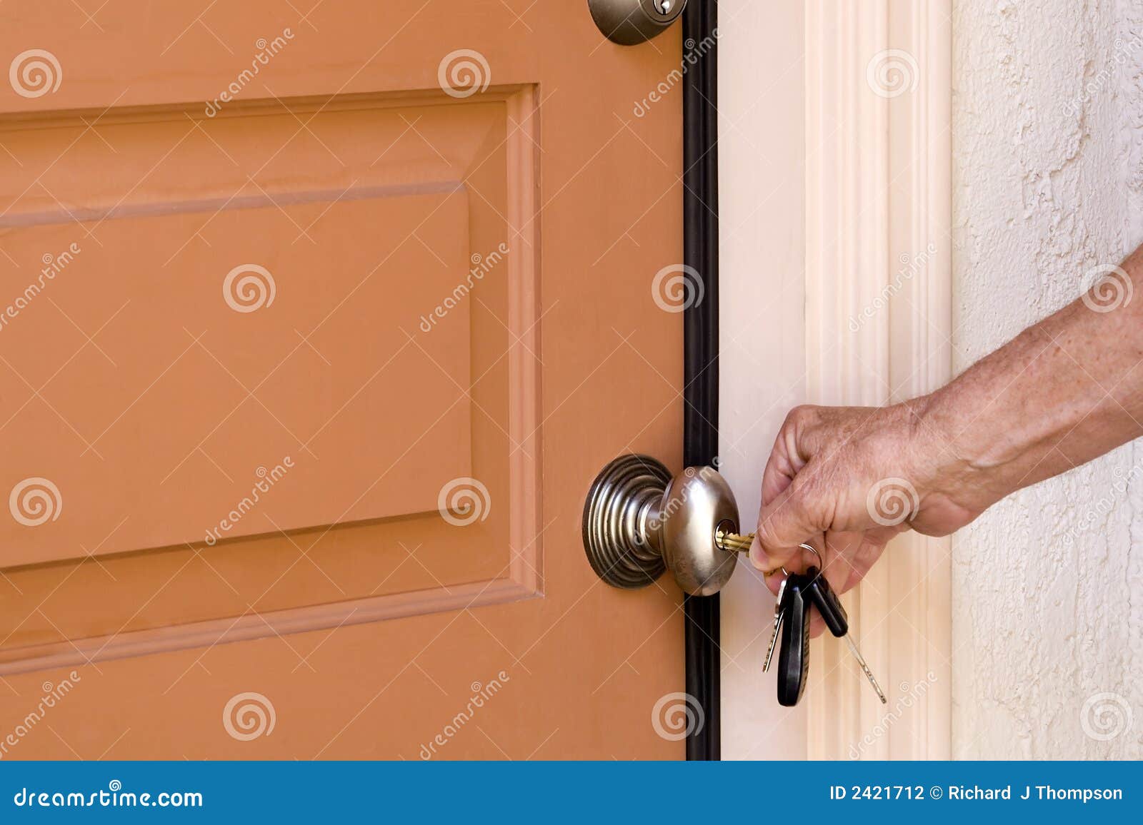 Het openen van Deur stock foto. Image of huis, ingang - 2421712