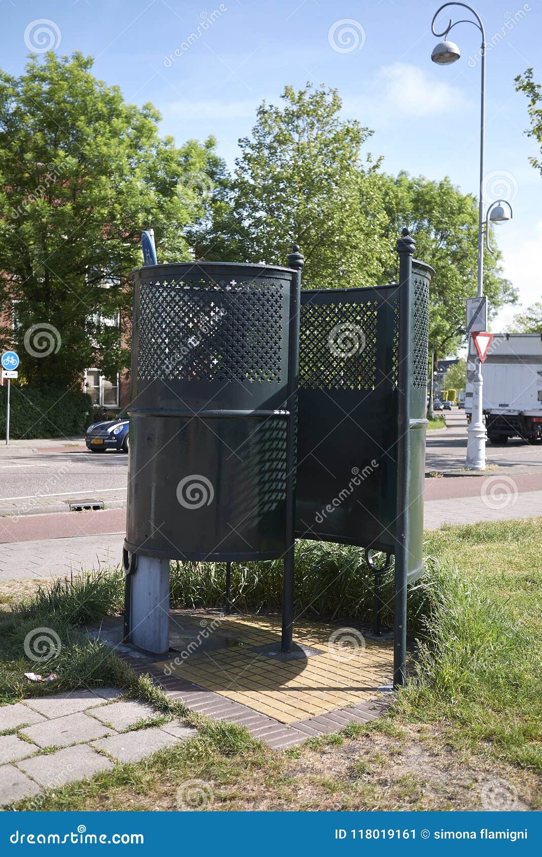 Het Openlucht Openbare Toilet Van Urinoirsmensen Redactionele Foto ...