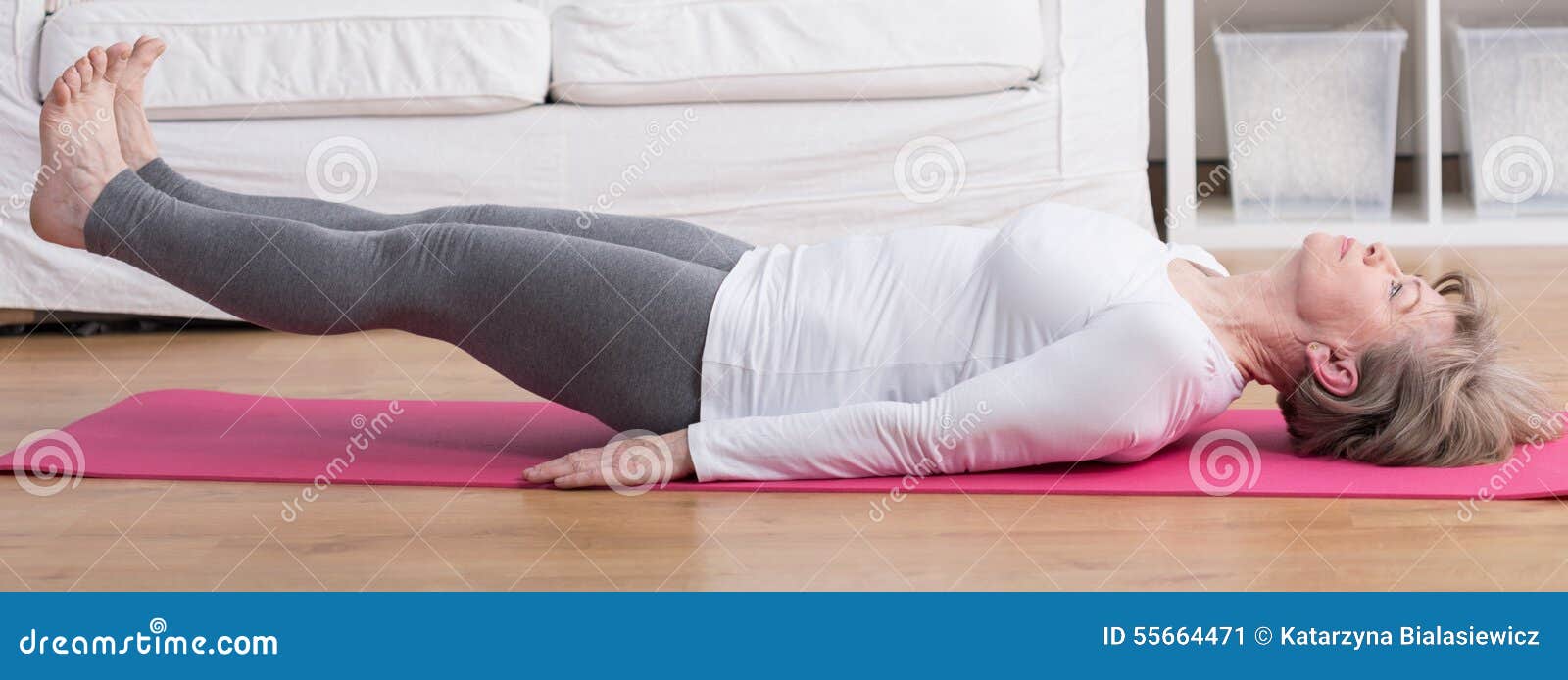 Het Opheffen Van Benen Tijdens Yoga Stock Afbeelding - Image of rust ...