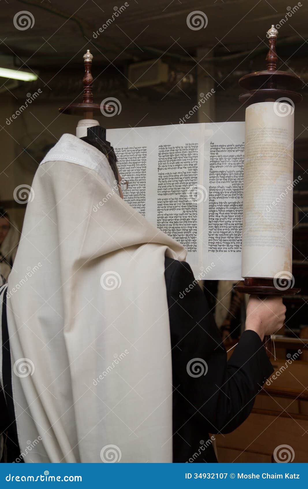 Het Opheffen Van De Torah-rol Stock Afbeelding - Image of judaïsme ...