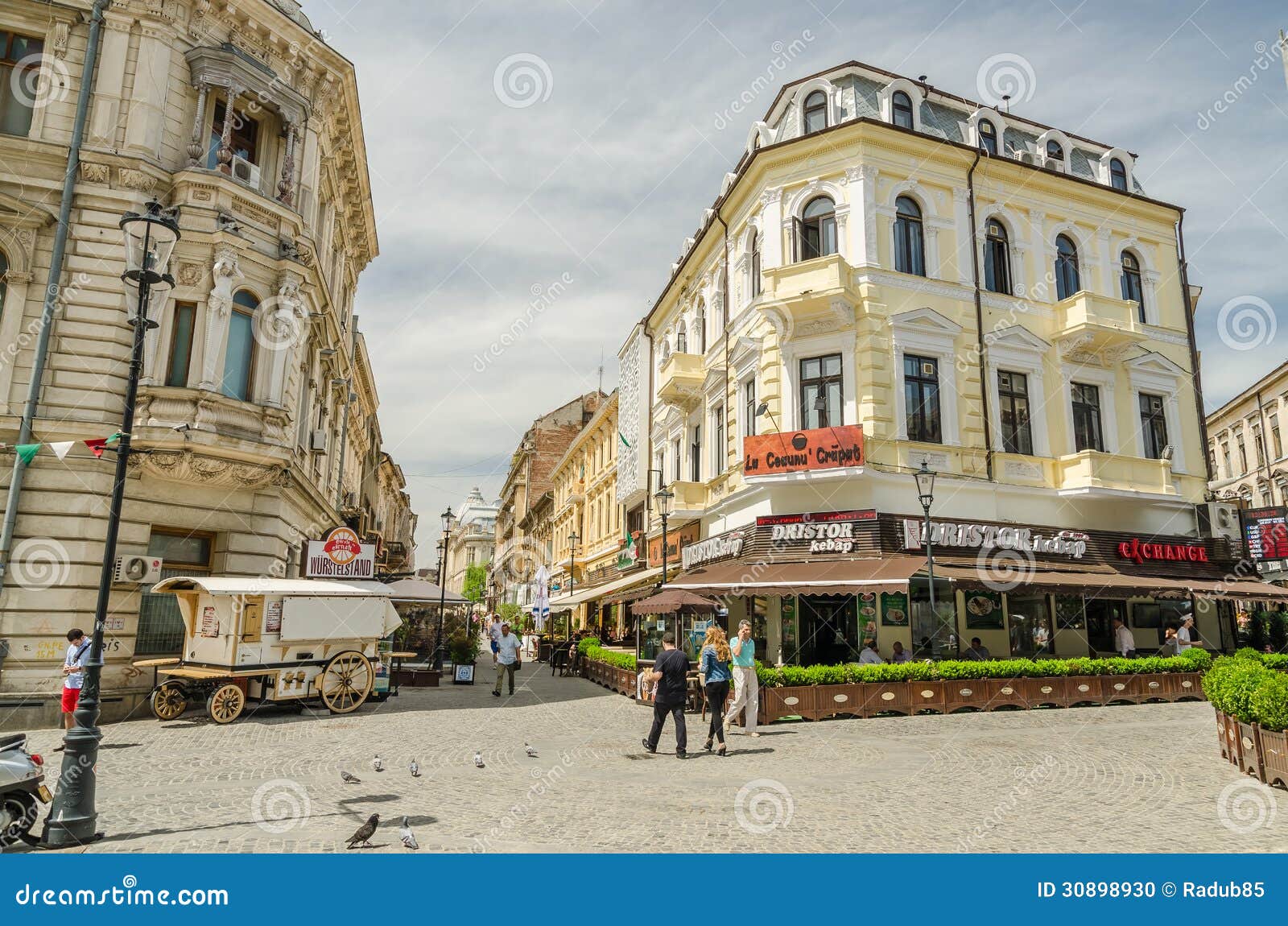 Het Oude Centrum Van Boekarest Redactionele Afbeelding - Image of ...