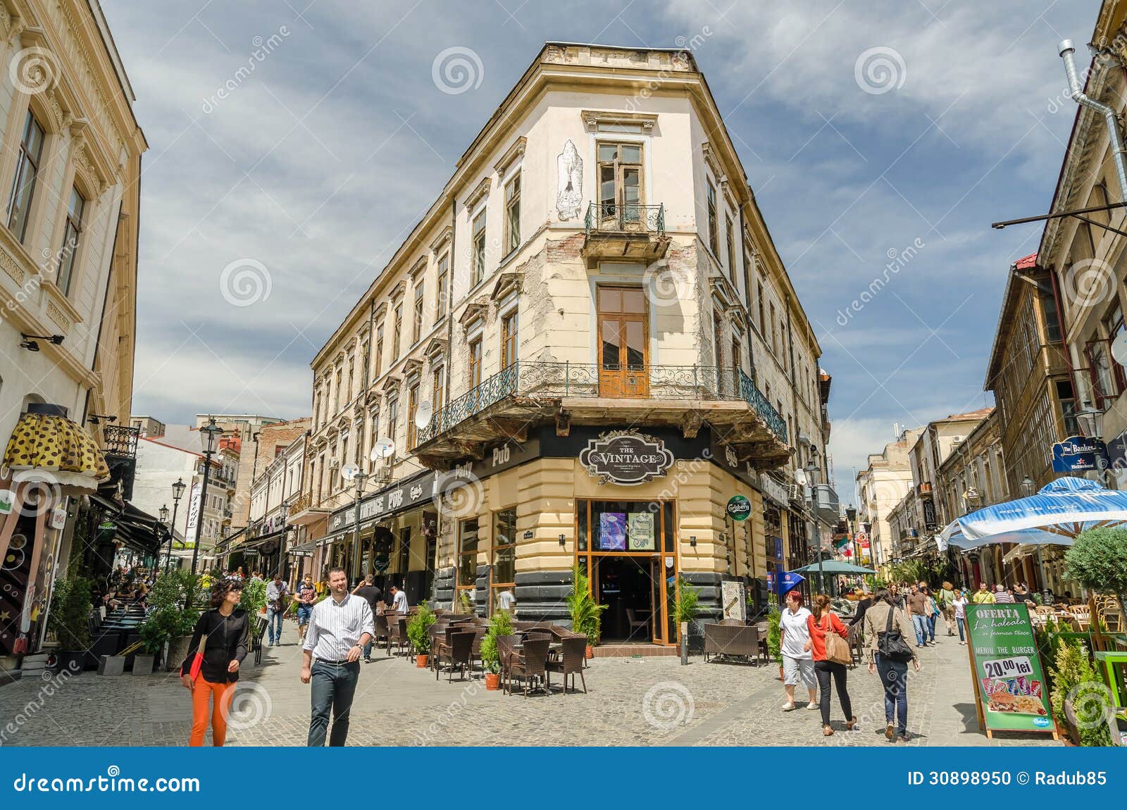 Het Oude Centrum Van Boekarest Redactionele Afbeelding - Image of ...