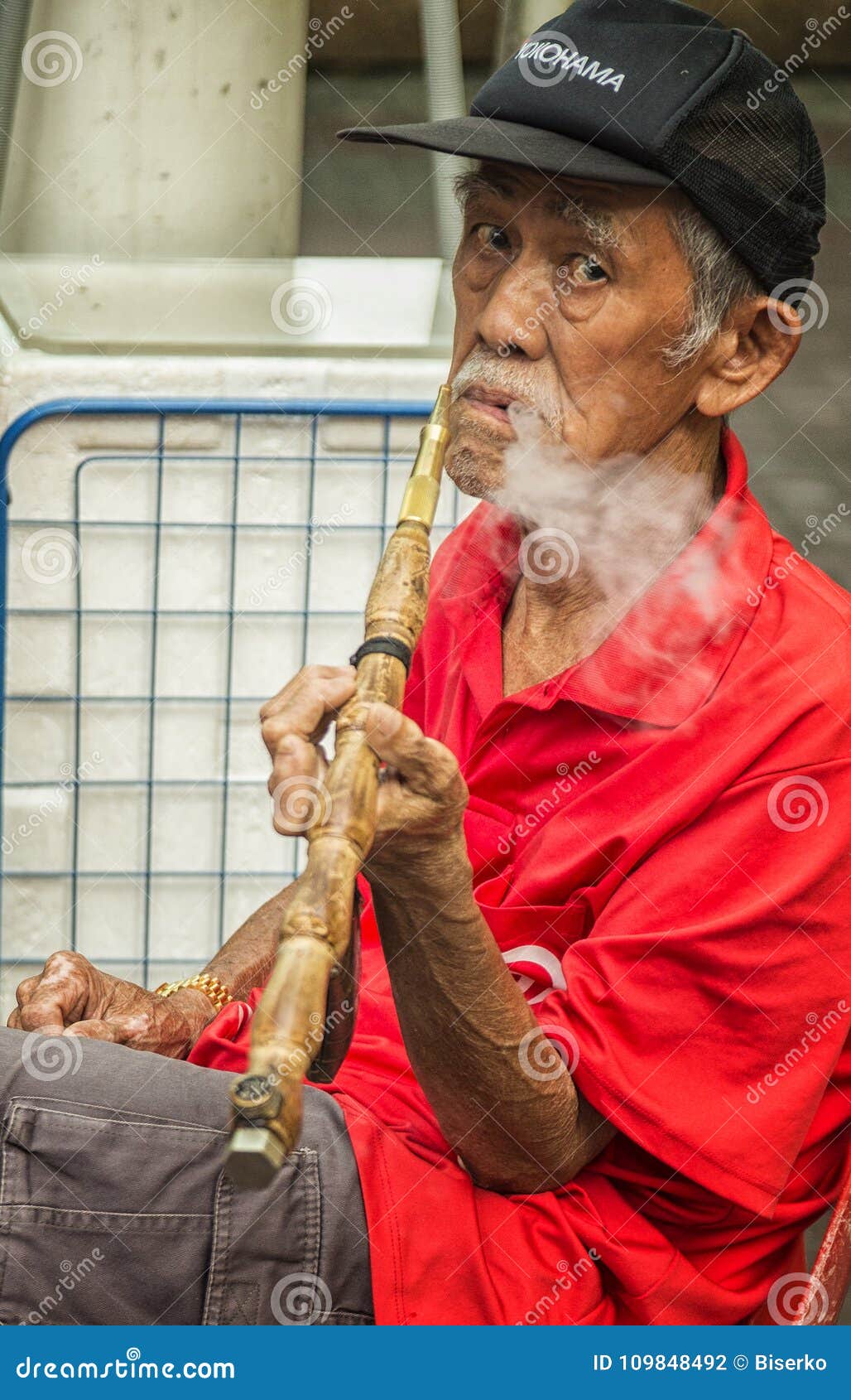 Het Oude Chinese Mens Roken Redactionele Fotografie - Image of pijp ...