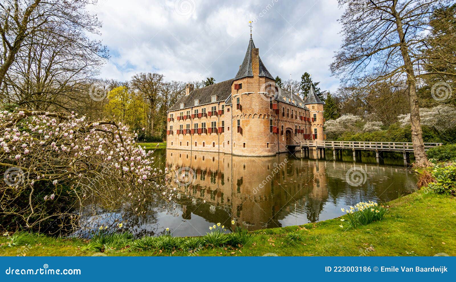 Het Oude Loo Castle with Its Bridge, Surrounded by Its Moat with ...