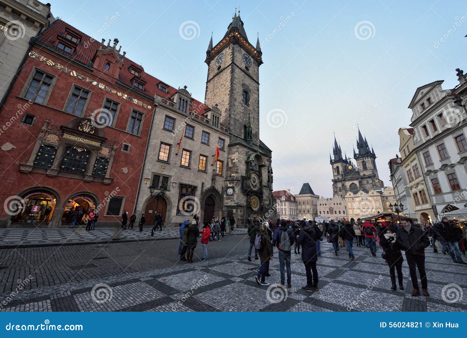 Het Oude Vierkant Van De Stad, Praag Redactionele Foto - Image of ...